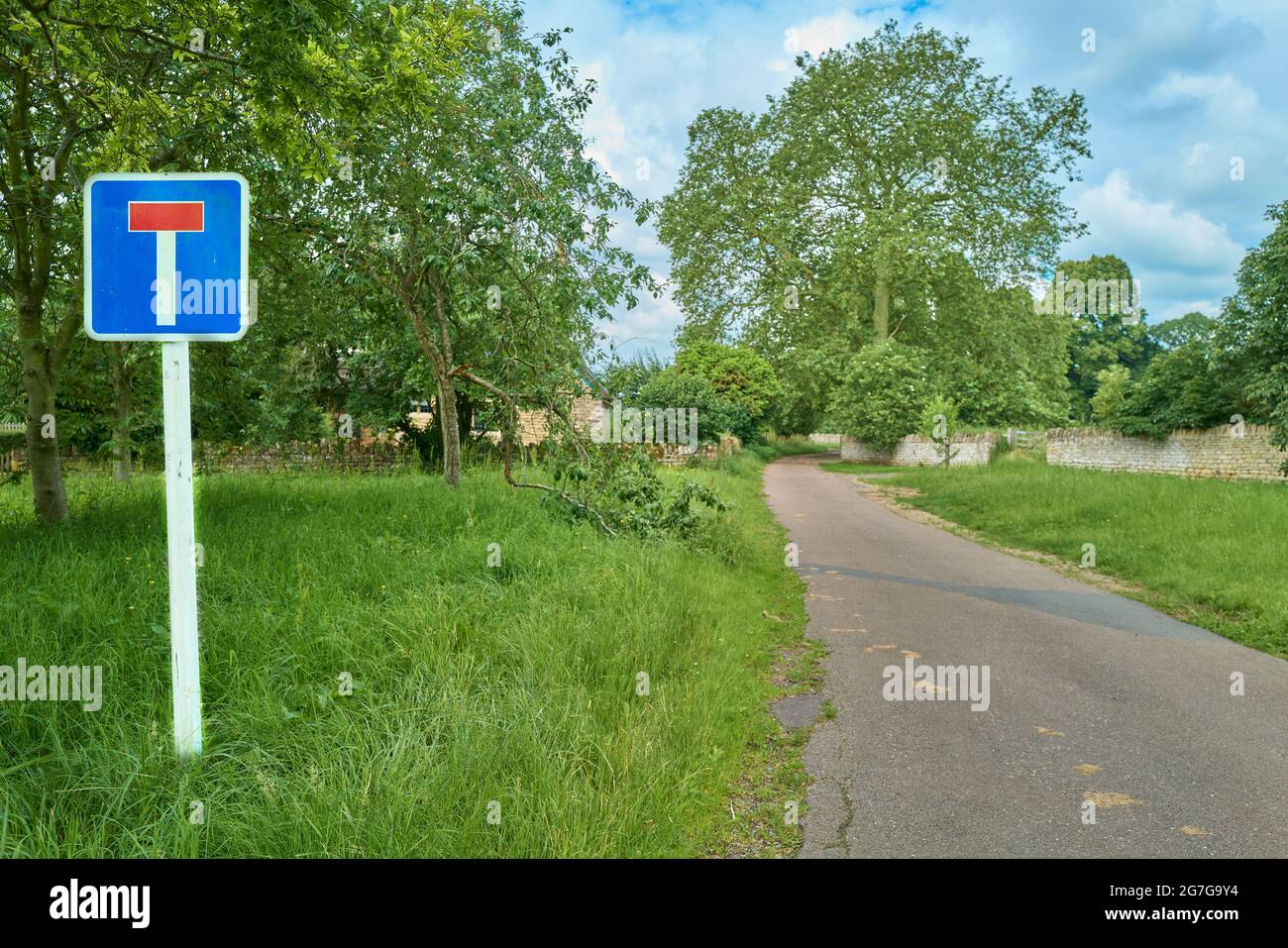 Sign for a dead-end path in the english village of Ashton Stock Photo ...
