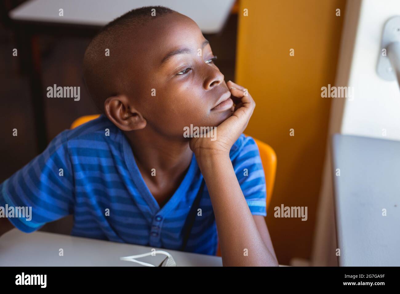 Sitting bored people hi-res stock photography and images - Alamy