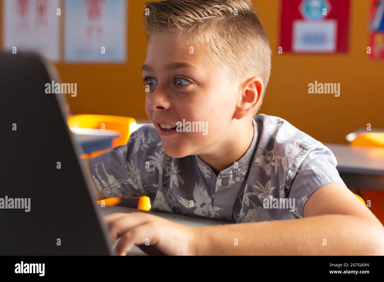 Boy sitting desk in classroom hi-res stock photography and images - Alamy