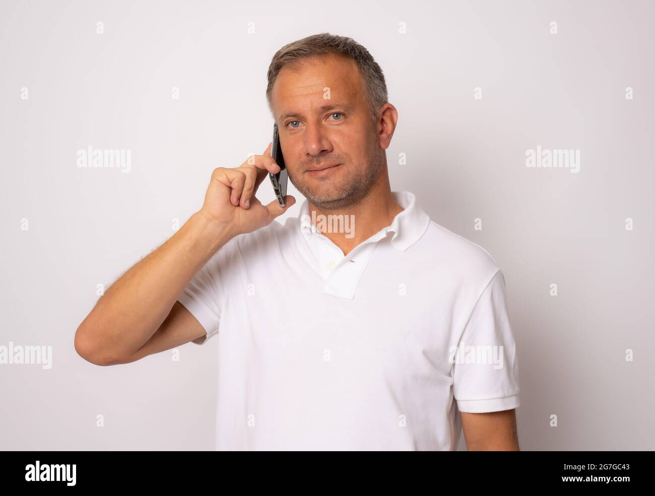 Man surprised watching mobile phone hi-res stock photography and images ...