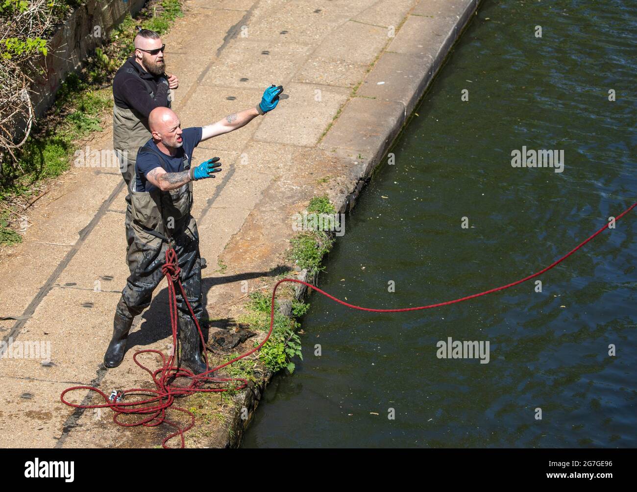 Pic shows: Magnet fishing Regent’s Park canal picture by Gavin Rodgers ...