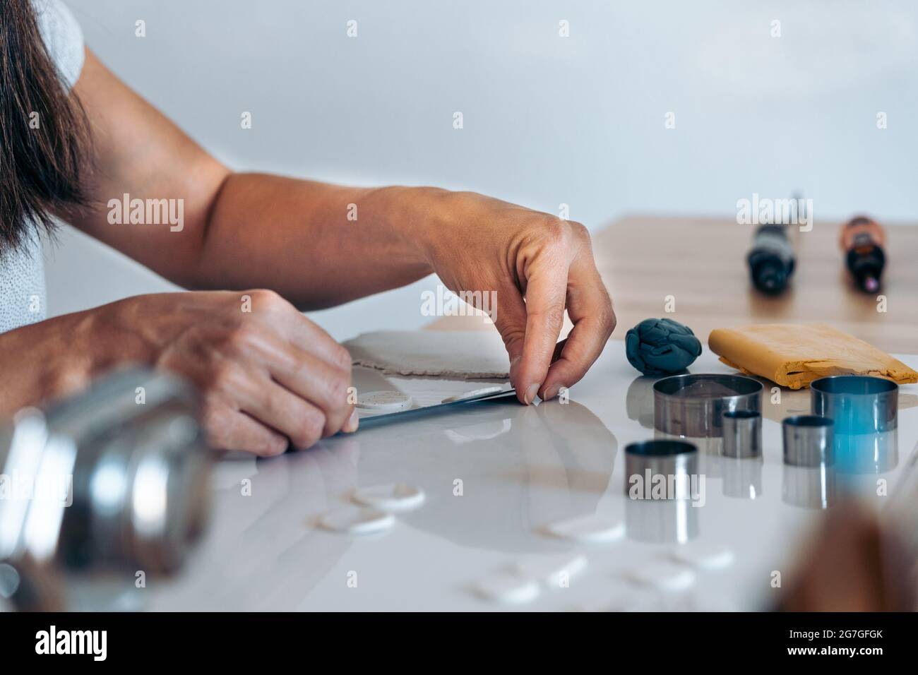 Manual jewelry process hi-res stock photography and images - Alamy