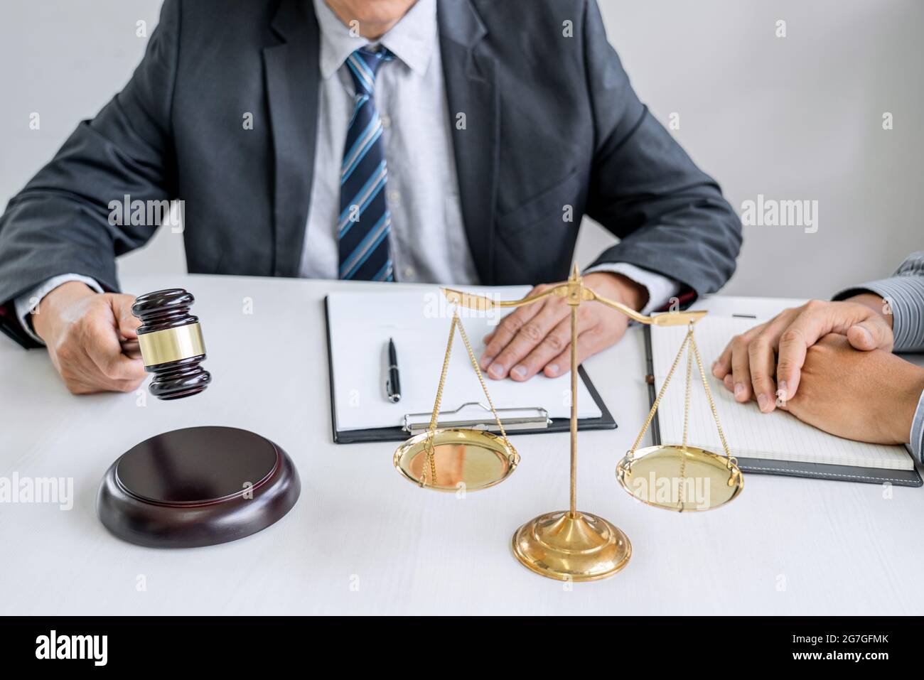 Lawyer client courtroom hi-res stock photography and images - Alamy