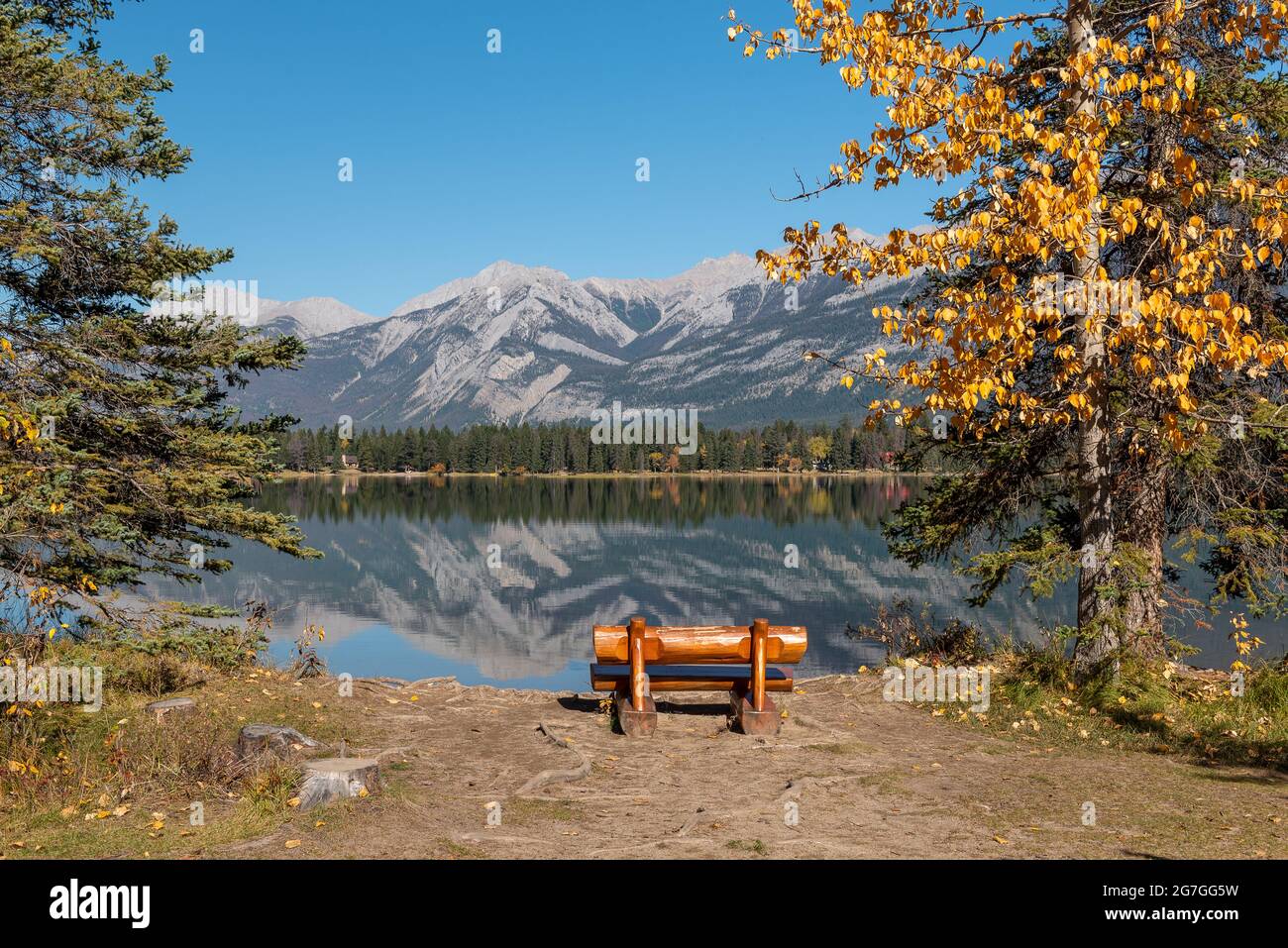 Log bench overlooking mountain hi-res stock photography and images - Alamy