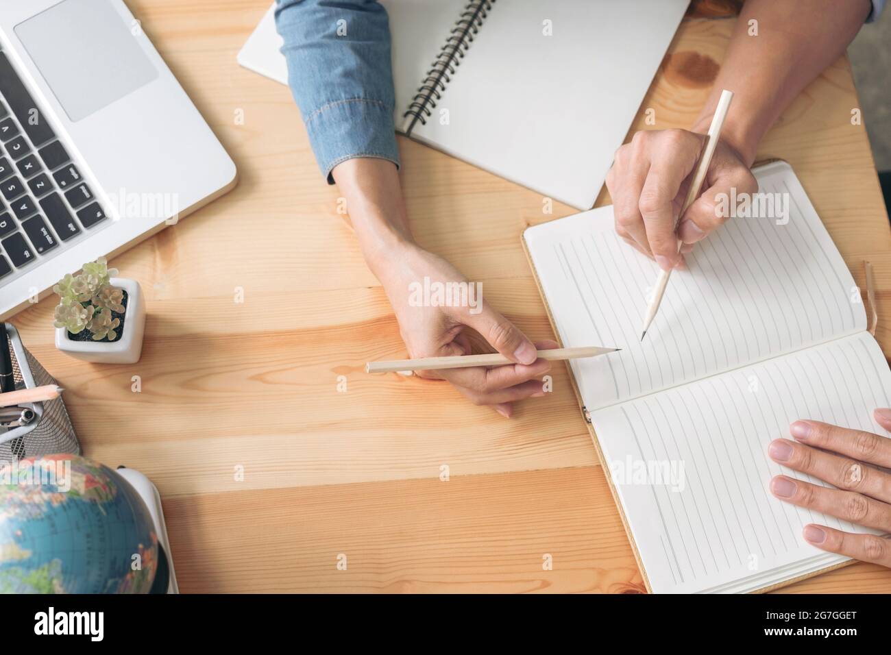 Young teens in classroom hi-res stock photography and images - Alamy