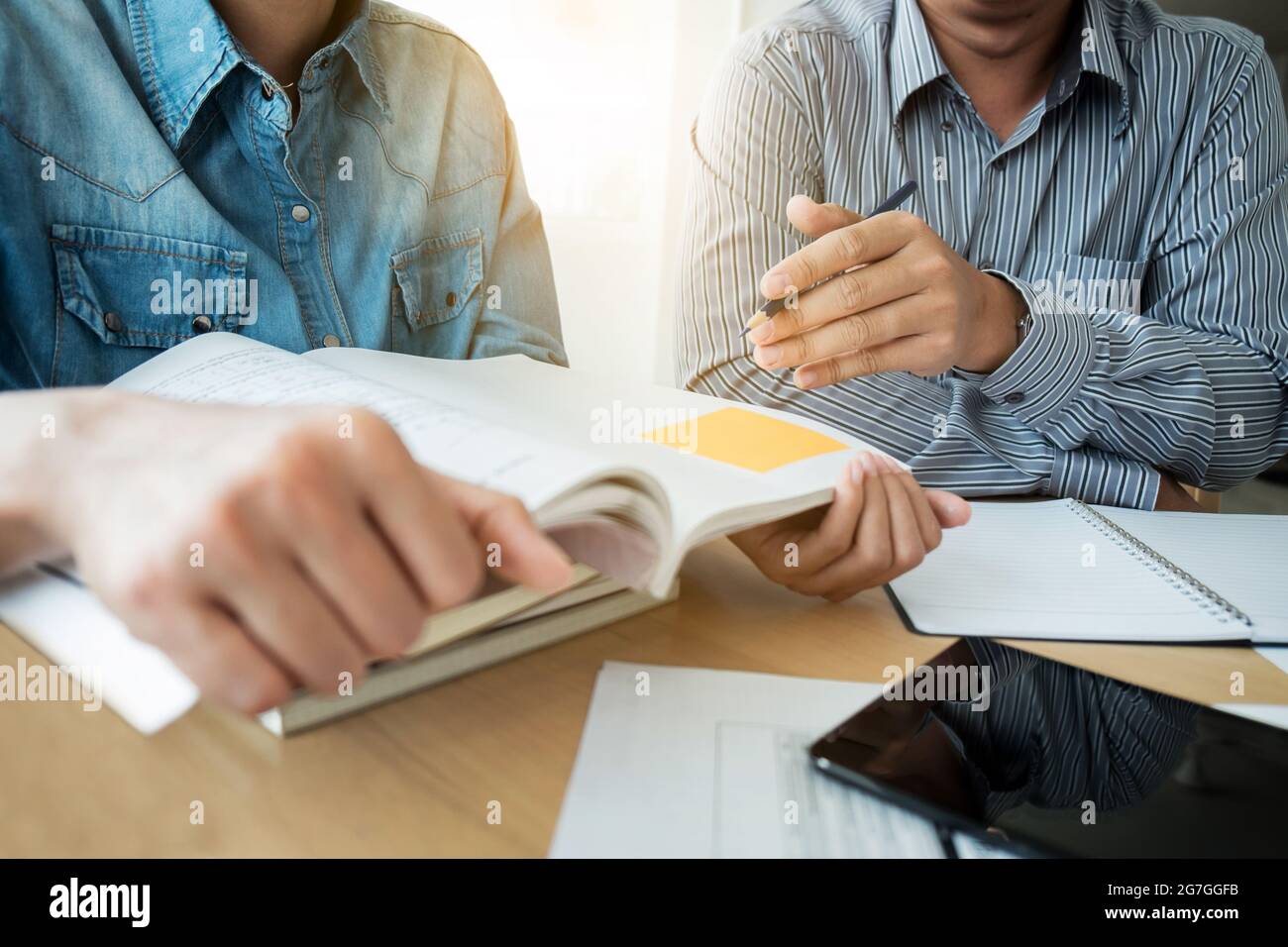 Classmate helping friend hi-res stock photography and images - Alamy