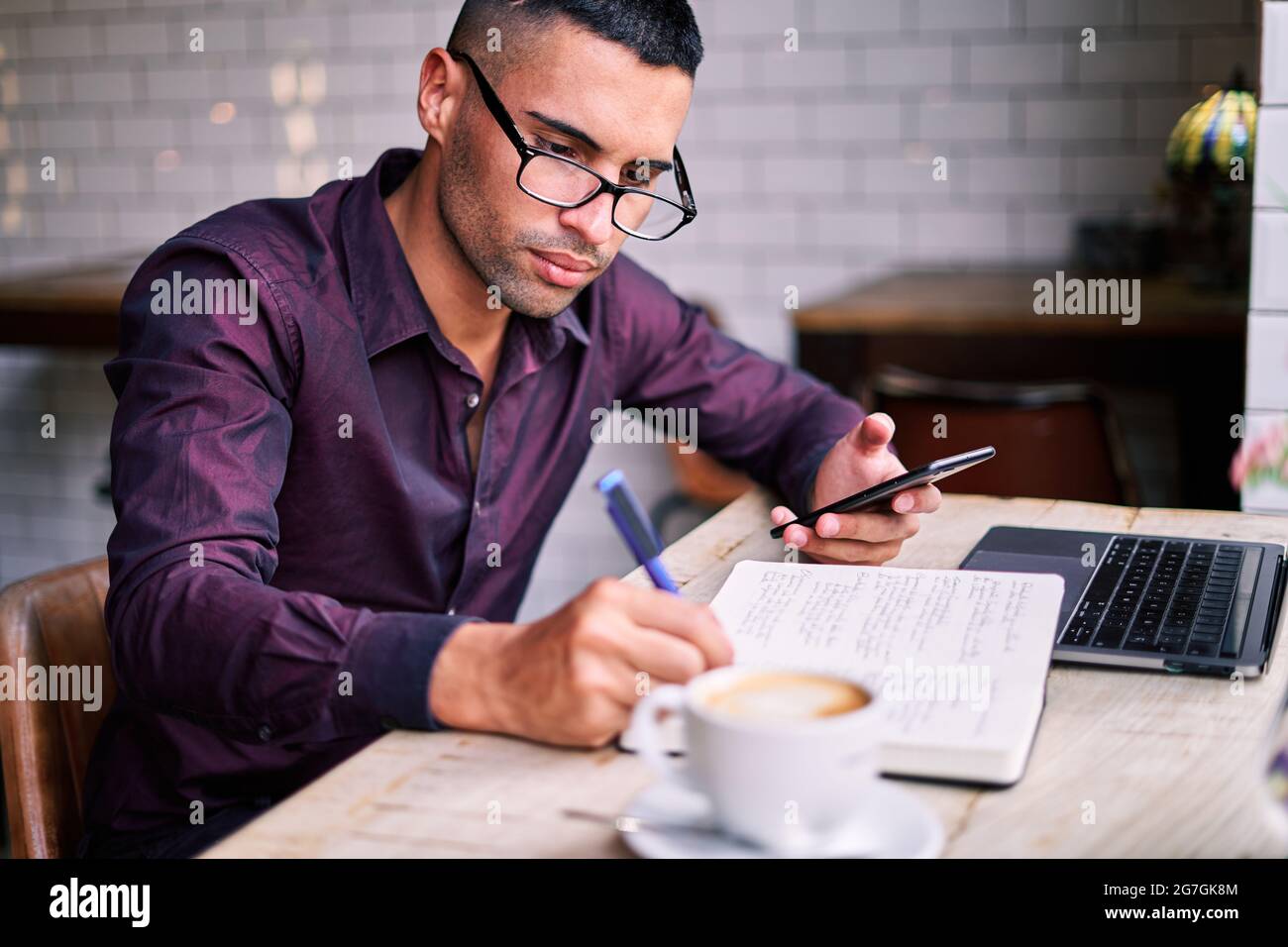 Man write notes with lap hi-res stock photography and images - Alamy