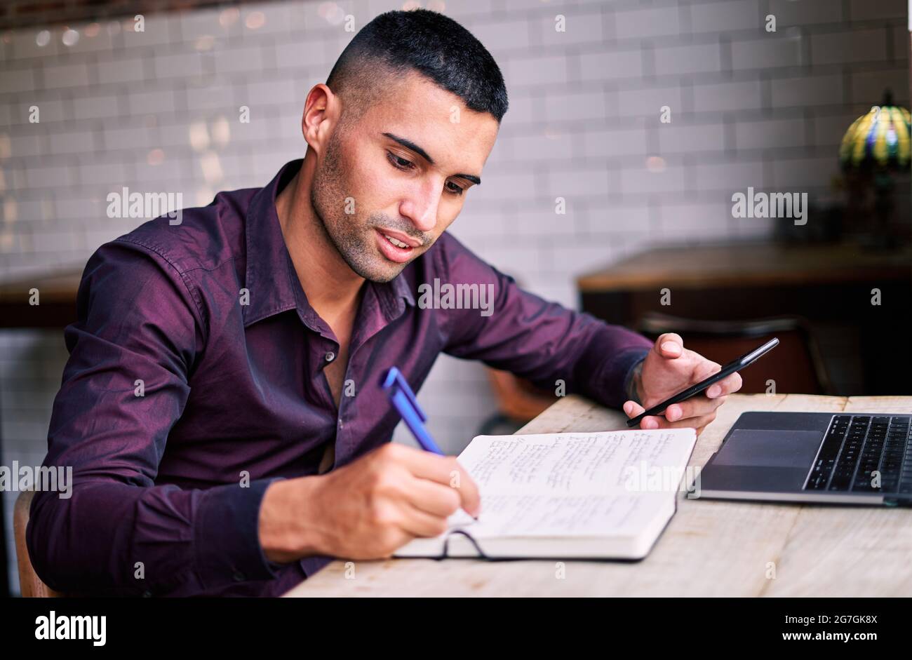 Man write notes with lap hi-res stock photography and images - Alamy
