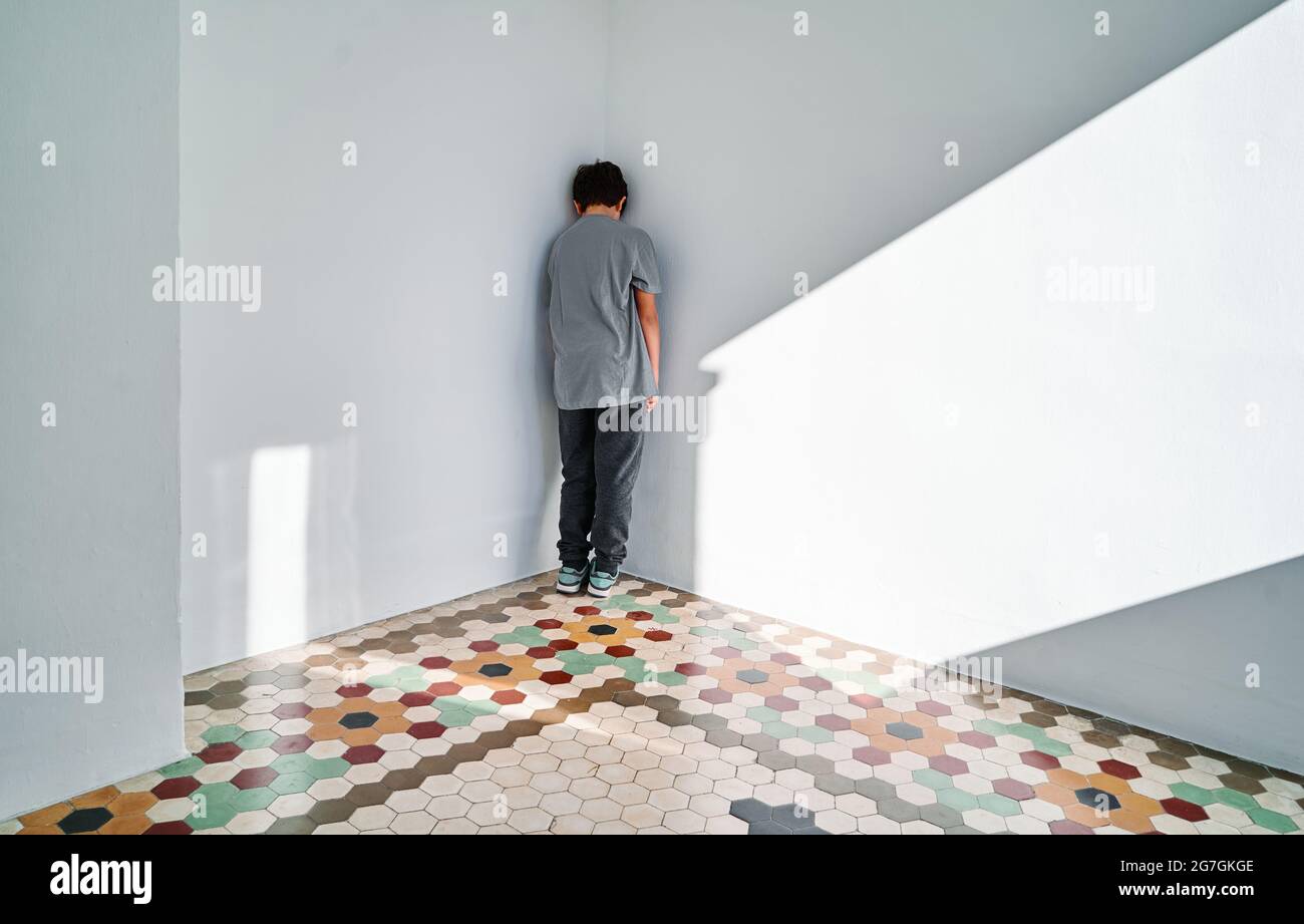 Corner kid hi-res stock photography and images - Alamy