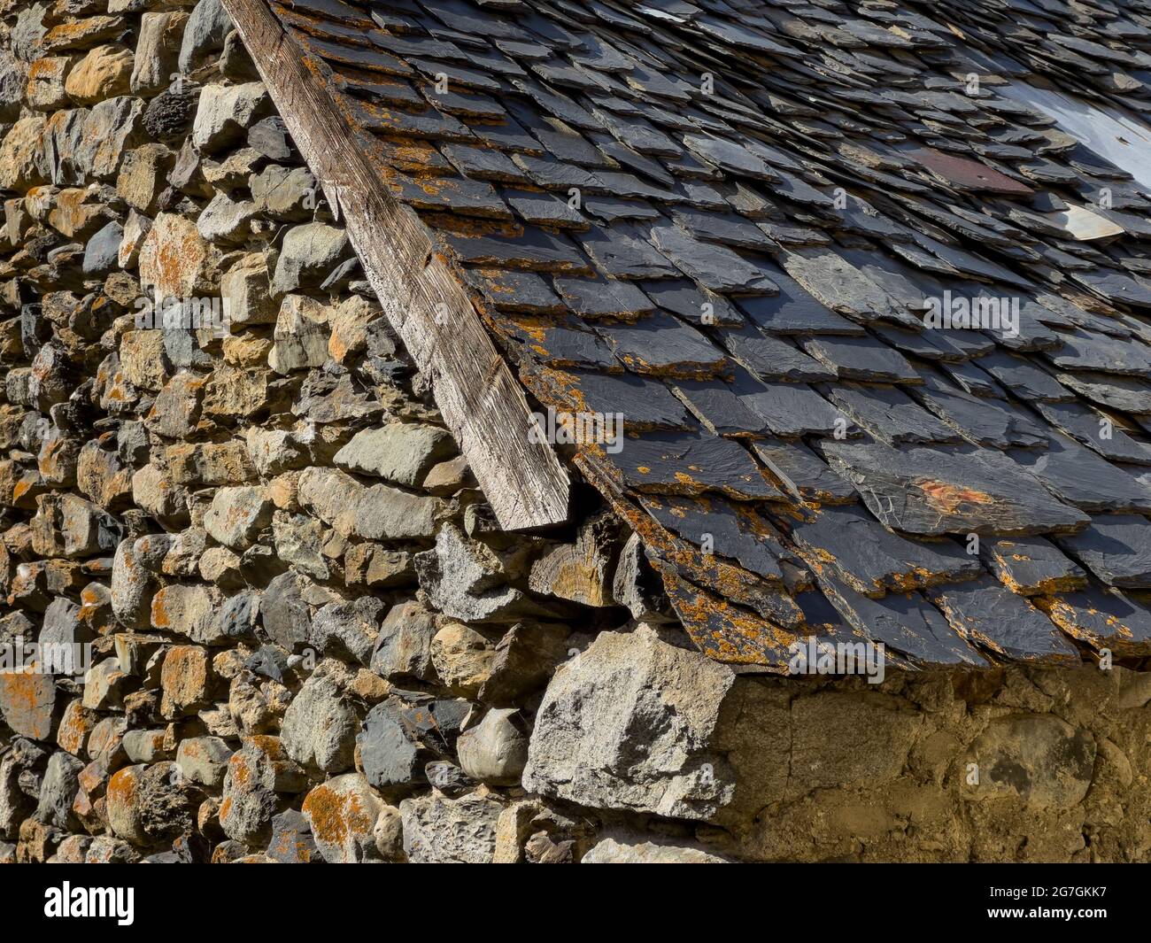 Slate roof tile hi-res stock photography and images - Alamy