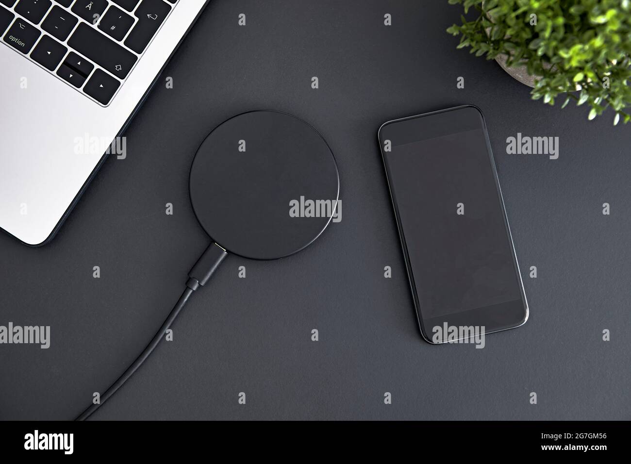Recharging smartphone battery using round induction wireless charger ...