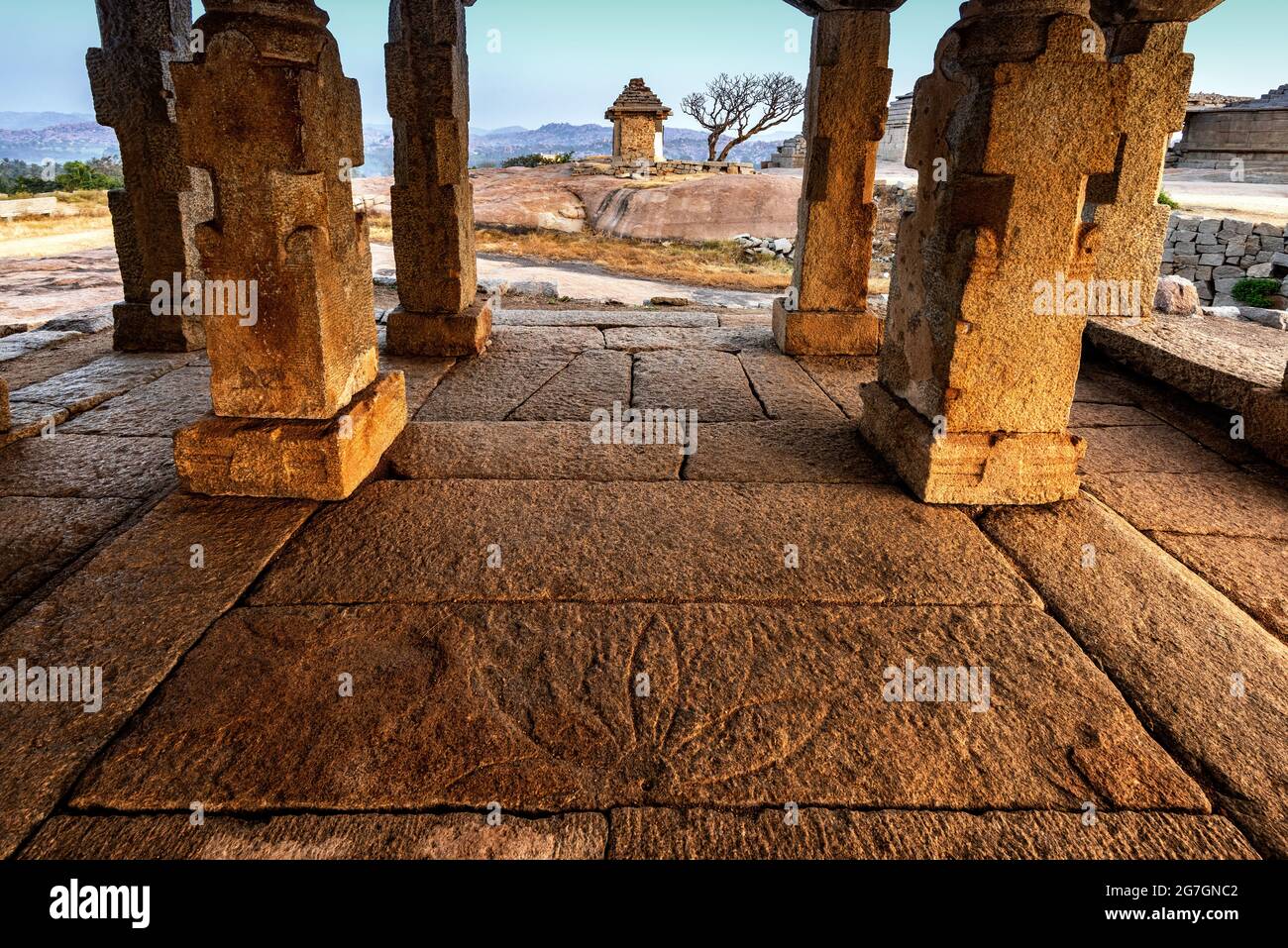 Beautiful ancient architecture of temples on Hemakuta Hill in Hampi ...