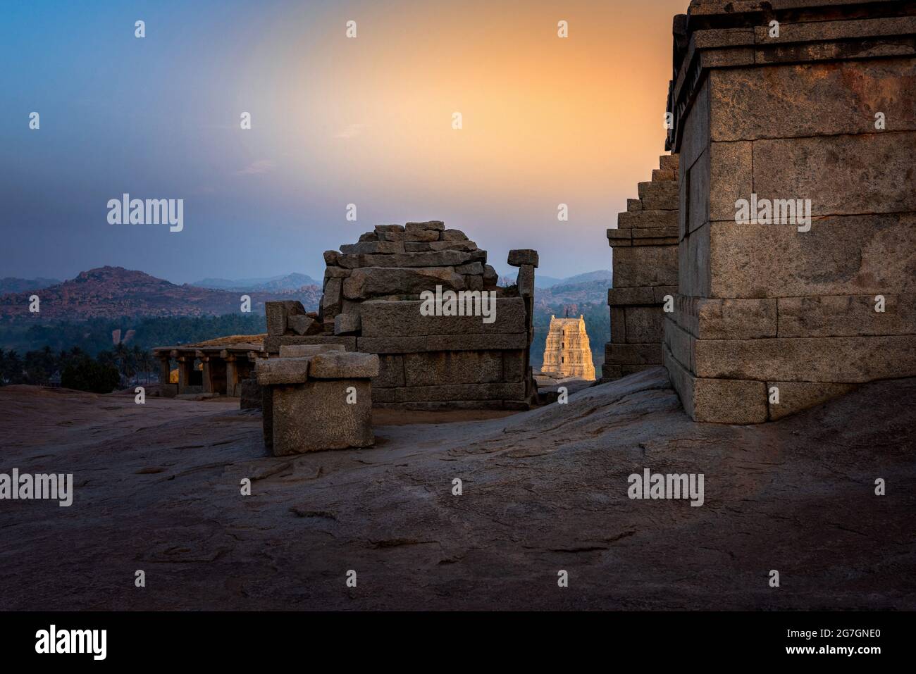 Beautiful ancient architecture of temples on Hemakuta Hill in Hampi ...