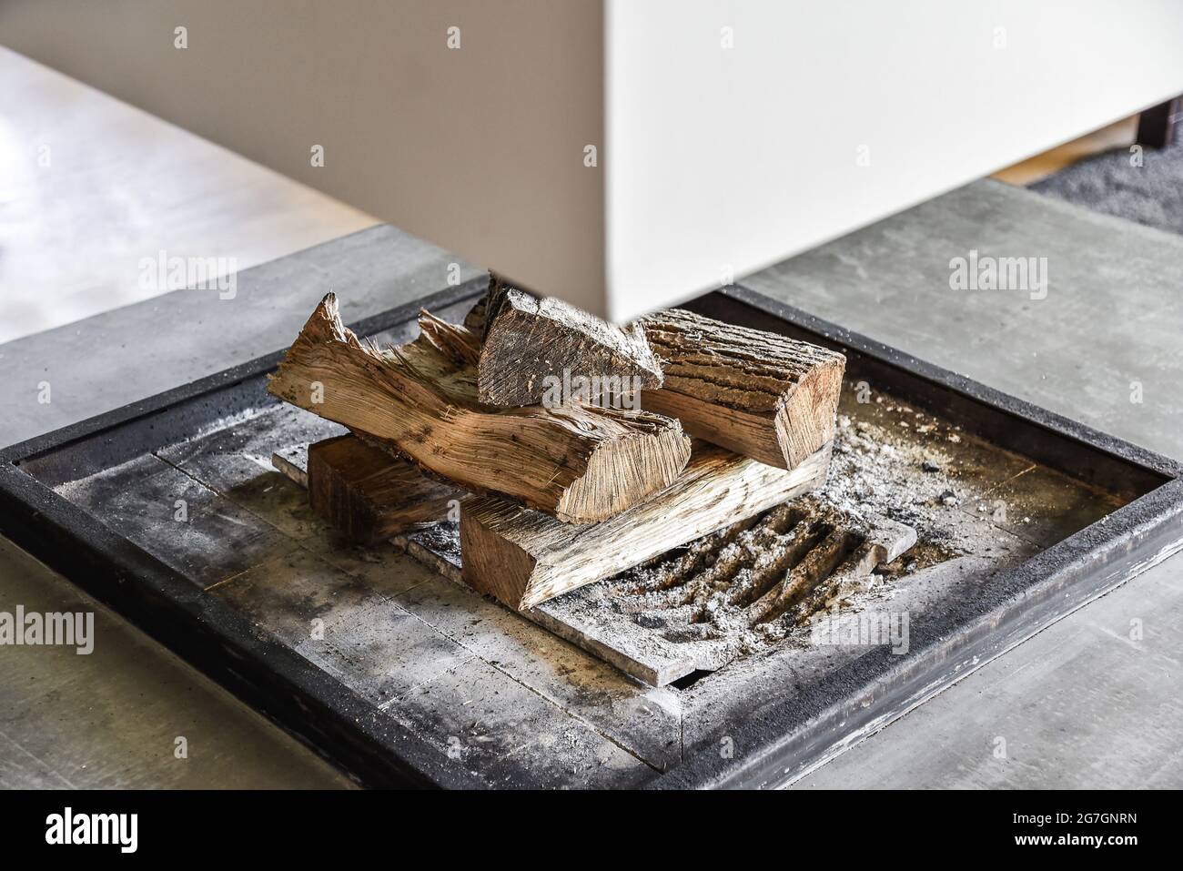 Modern luxury fireplace close hi-res stock photography and images - Alamy