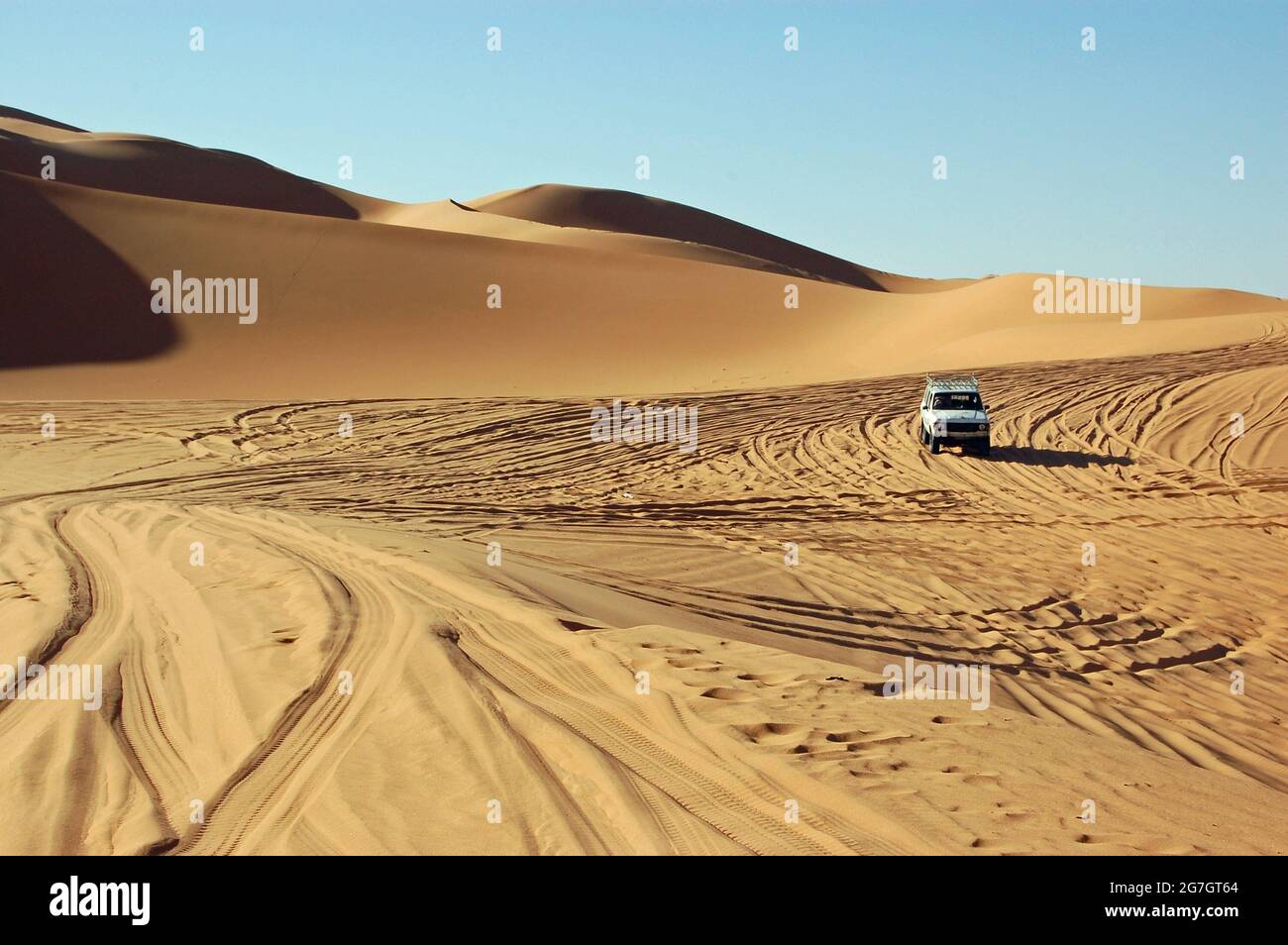 A four wheel drive vehicle travelling across the treacherous Ubari Sand ...