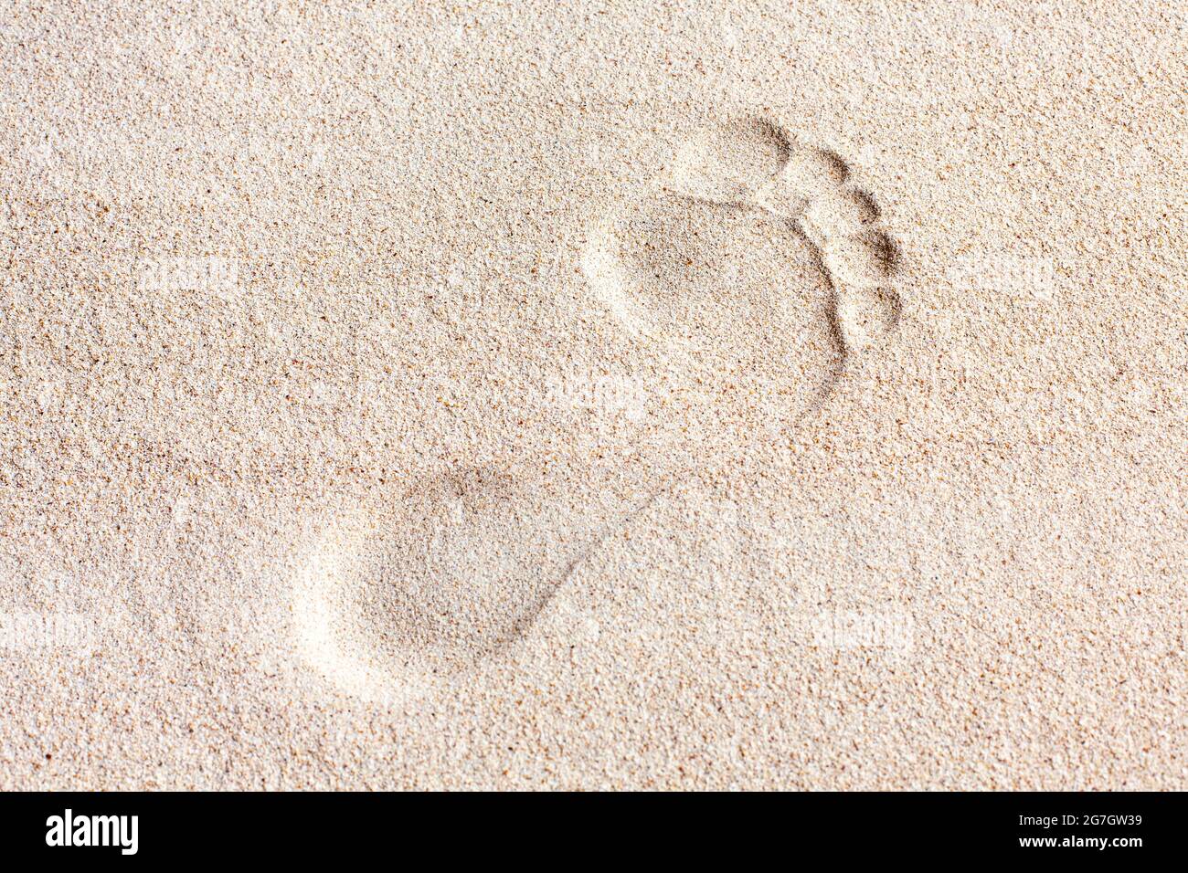 Single foot print on the sand, top view Stock Photo - Alamy