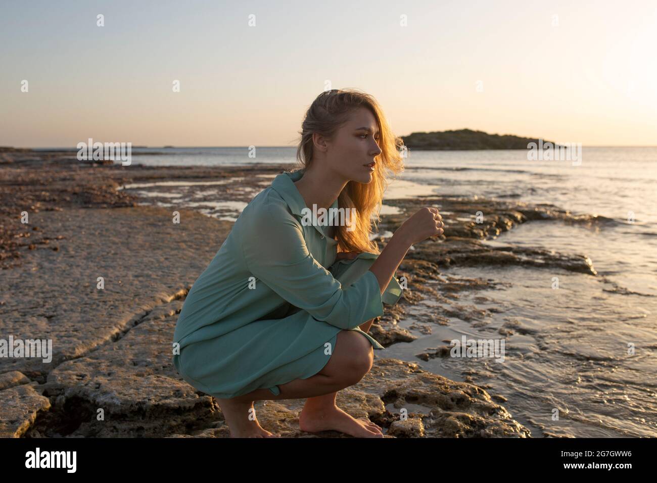 Pretty female model crouched down hi-res stock photography and images ...