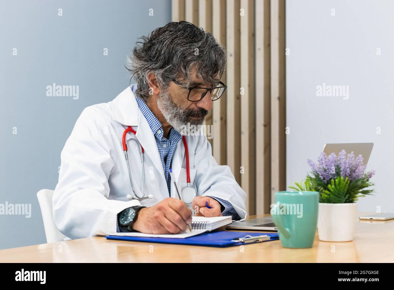 Man sitting therapist taking notes hi-res stock photography and images ...