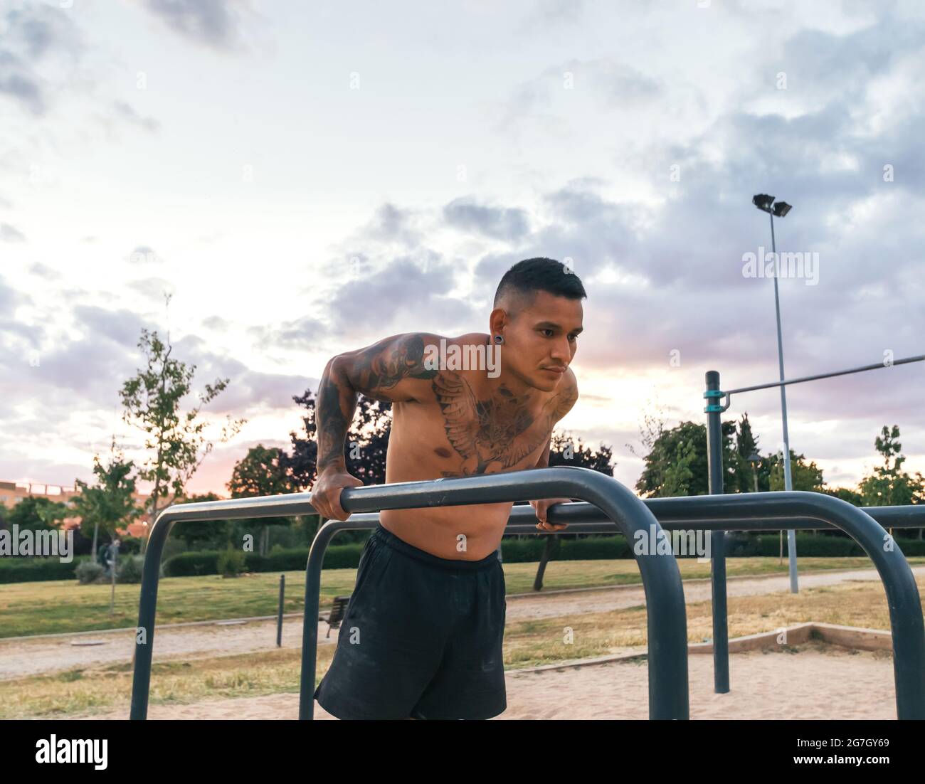 Parallel bar dips hi-res stock photography and images - Alamy