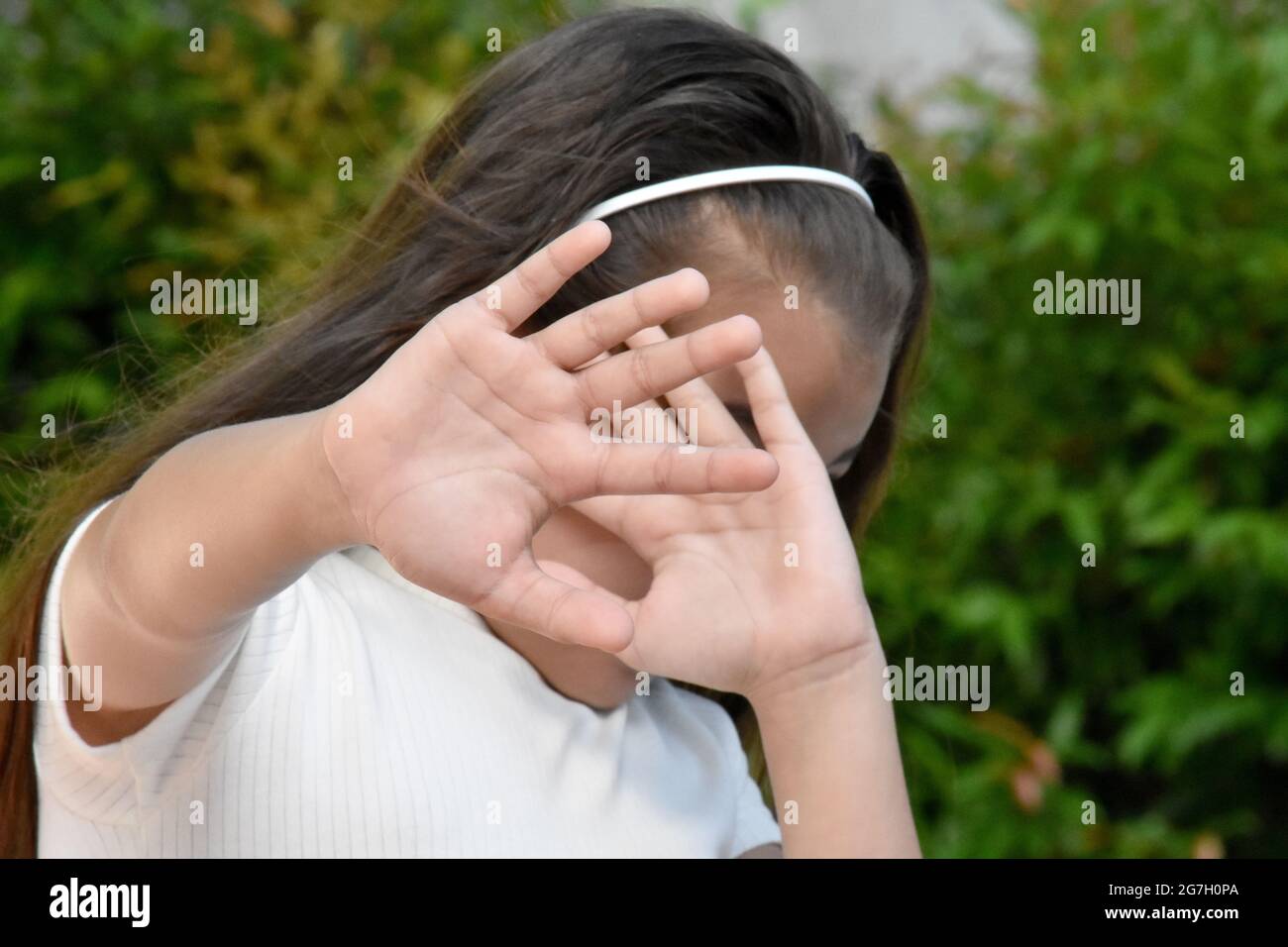 Child afraid of hi-res stock photography and images - Alamy