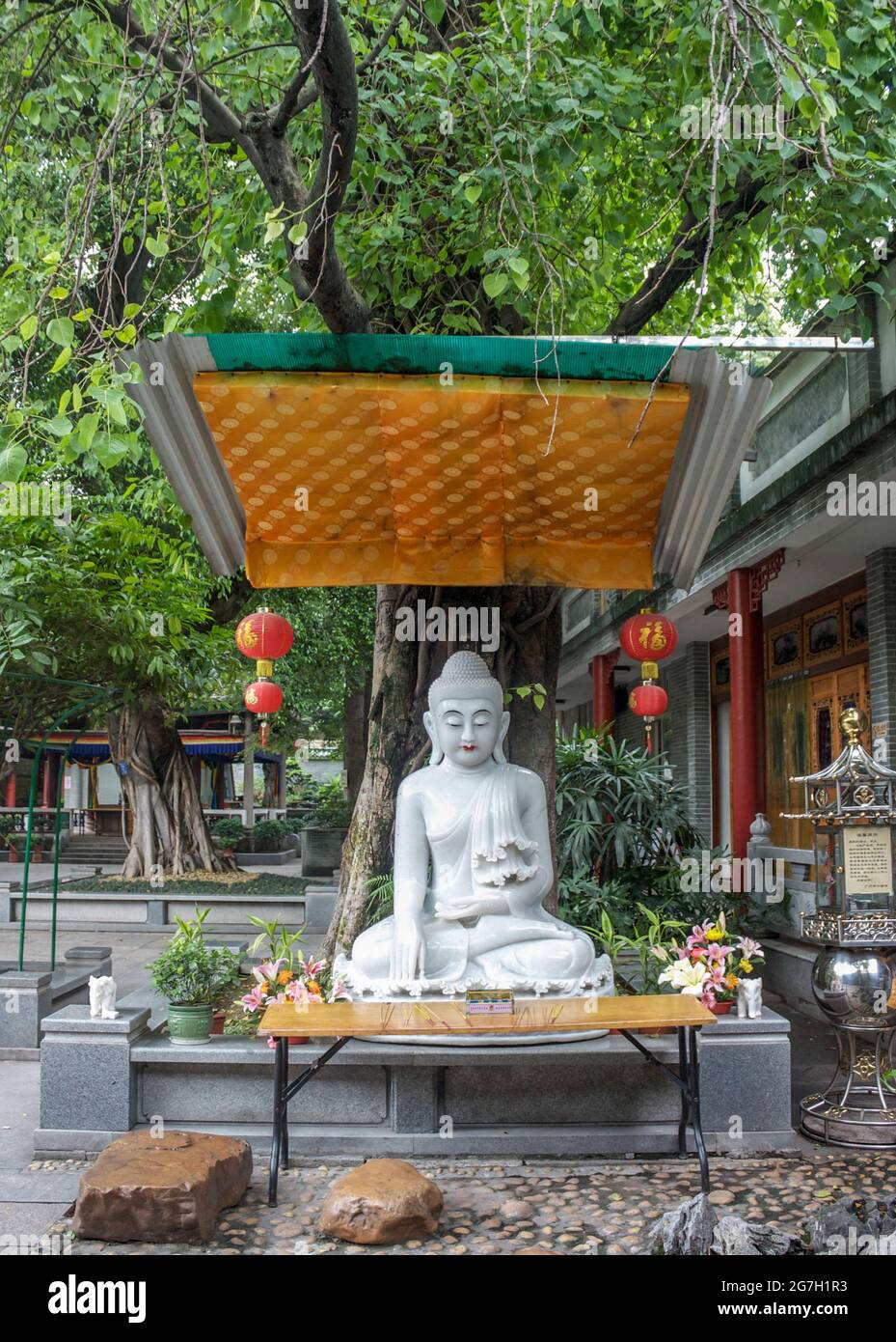 Traditional Chinese monuments in Guangzhou Stock Photo - Alamy