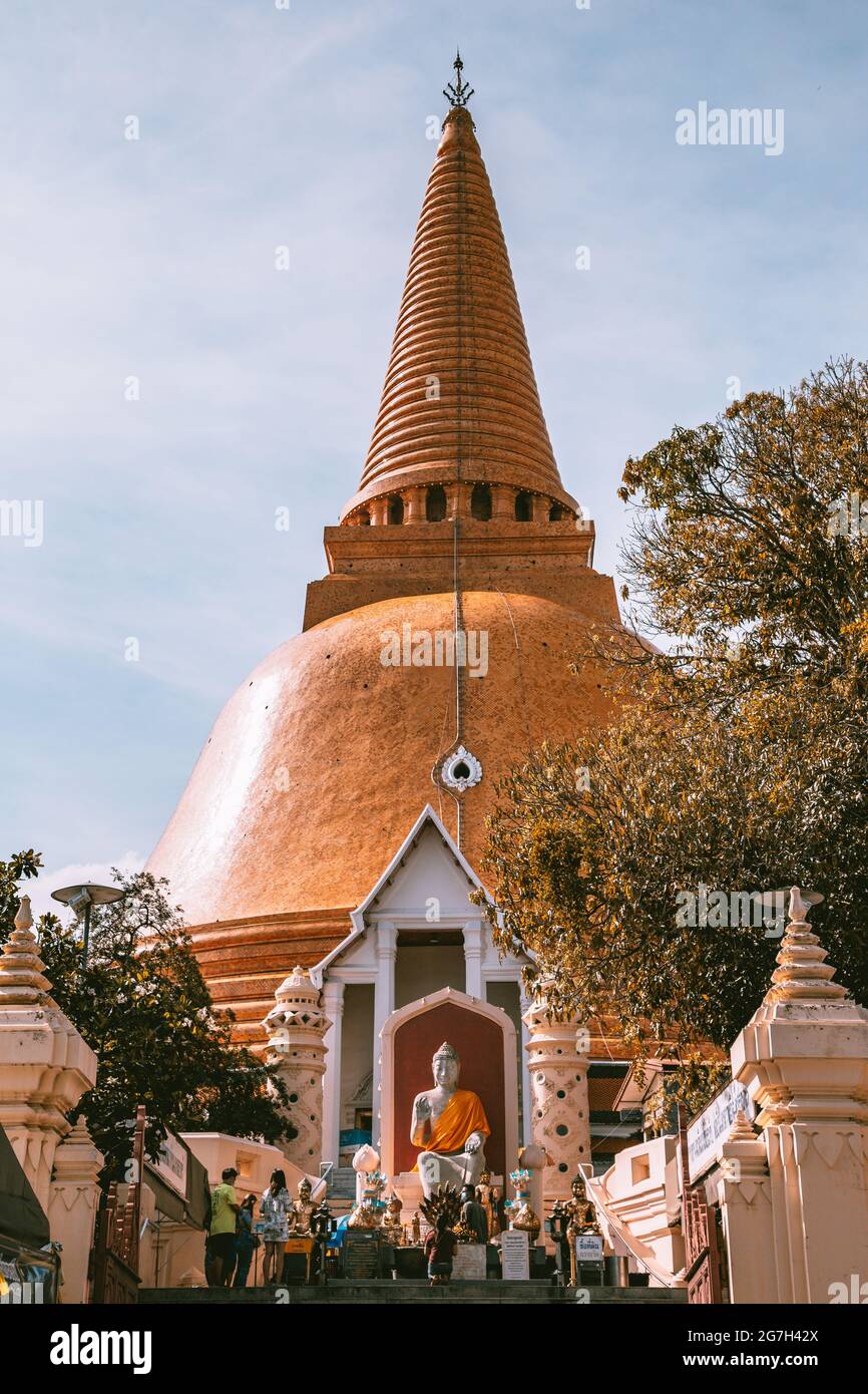 Wat Phra Pathom Chedi Ratchaworamahawihan or Wat Phra Pathommachedi ...