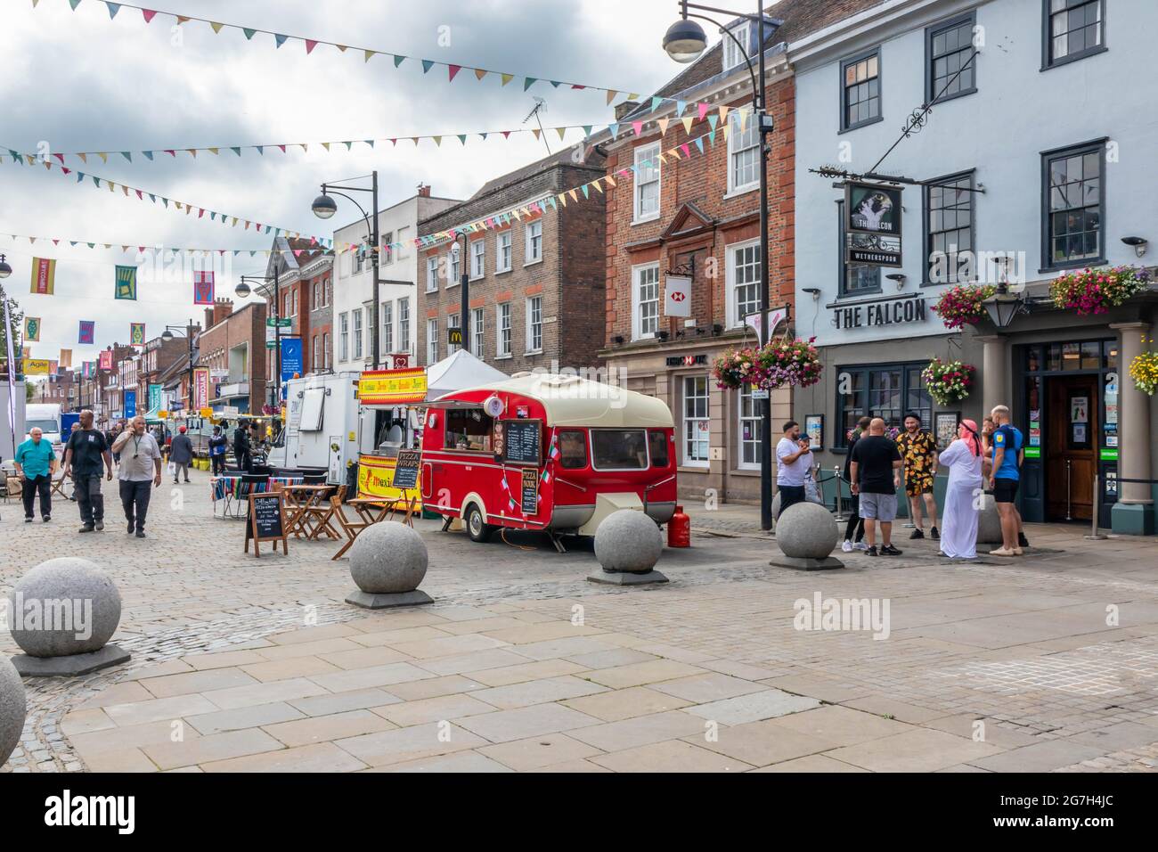 Pub in a high street england hi-res stock photography and images - Alamy