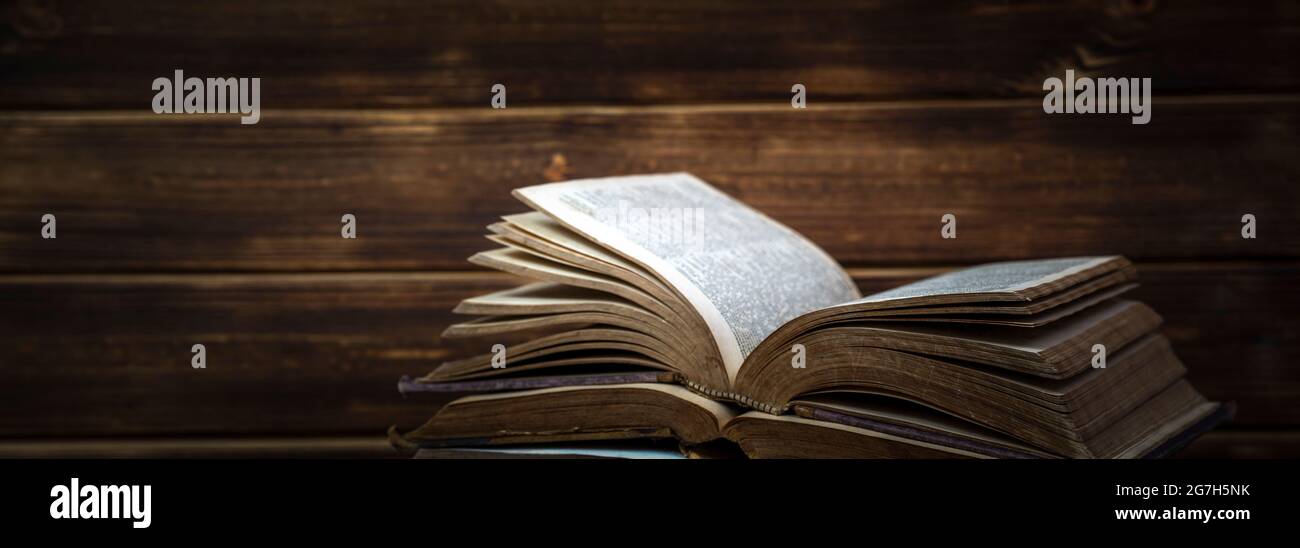Old books on wooden shelf. Bookshelf history theme grunge background ...