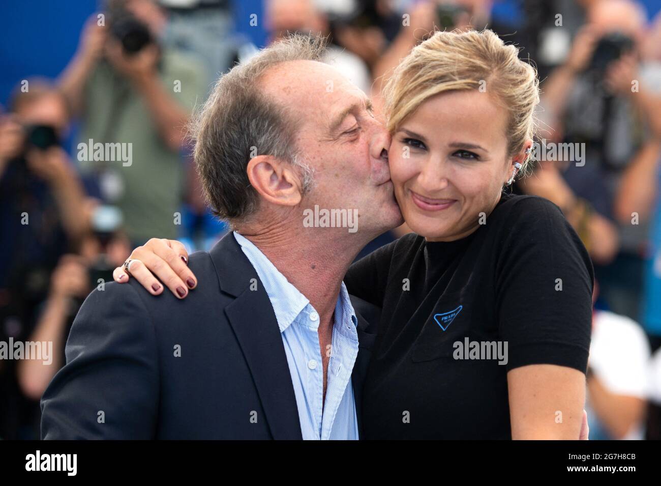 Vincent Lindon et Julia Ducournau attending the Titane Photocall as ...
