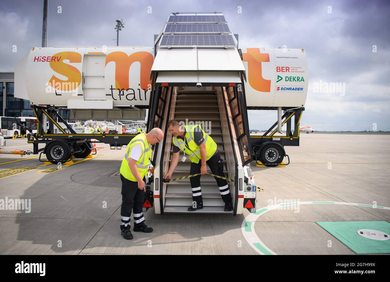 Ground power unit aircraft hi-res stock photography and images - Alamy
