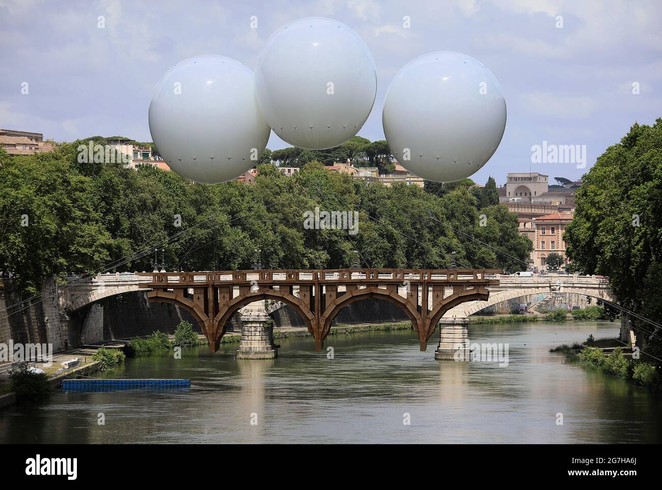 Rome, Italy. 14th July, 2021. Rome, “Ponte Farnese”, the temporary ...