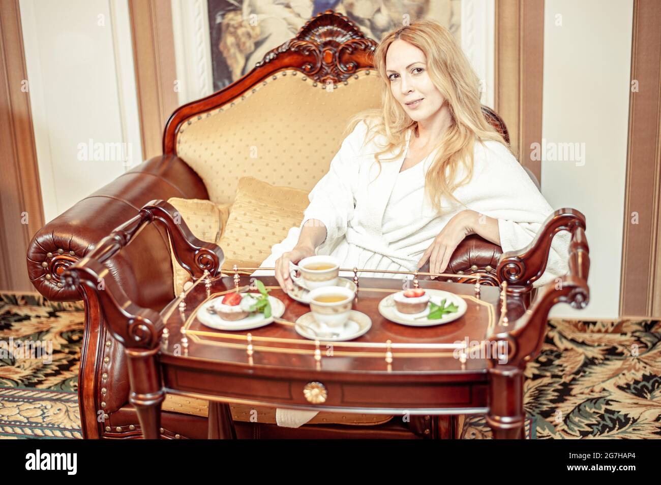 Middle class family dinner hi-res stock photography and images - Alamy