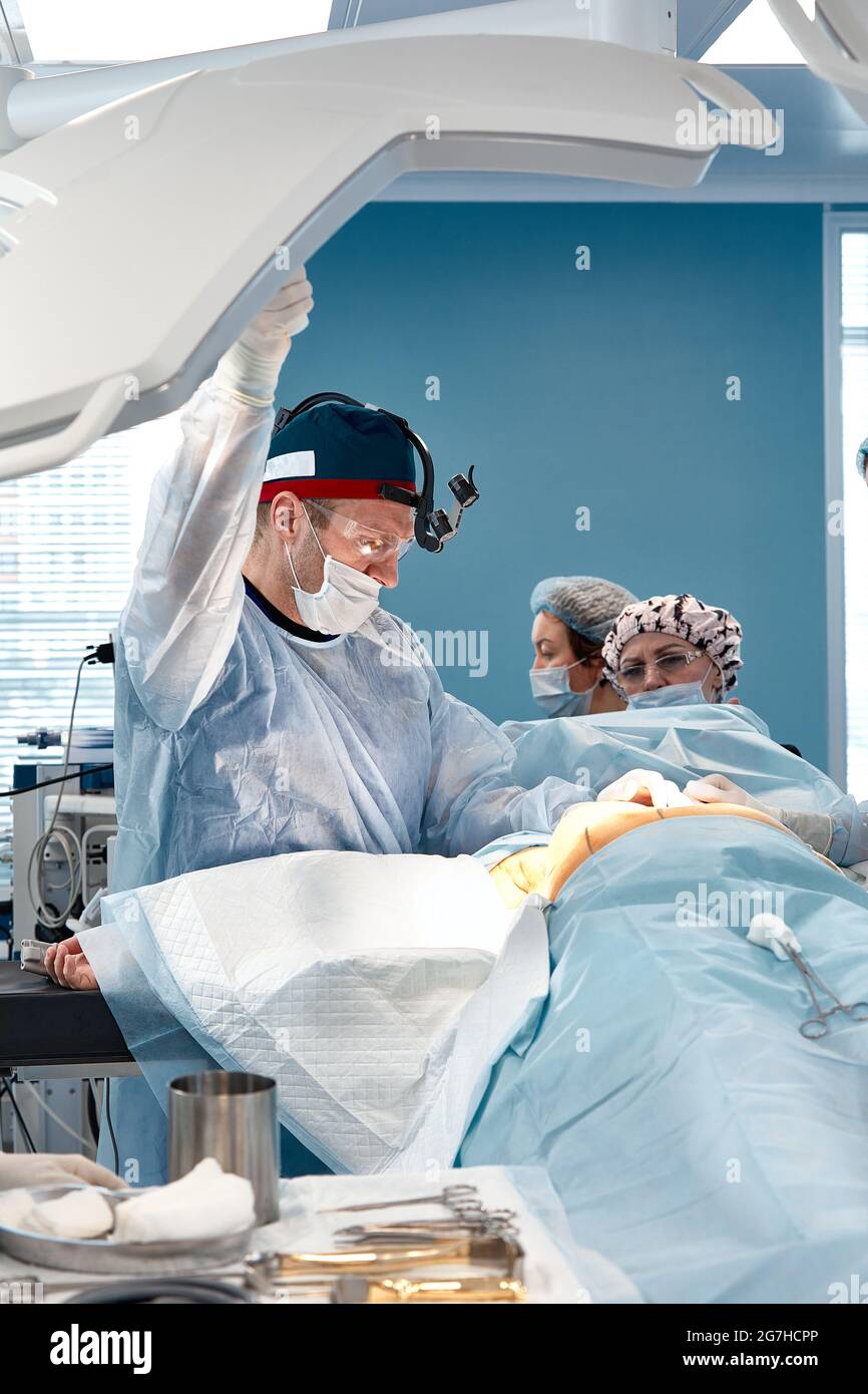 Team surgeon at work in operating room Stock Photo - Alamy
