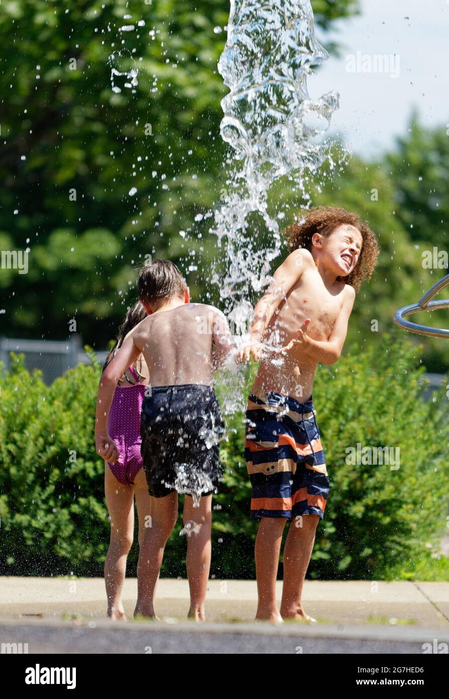Children playing in water hi-res stock photography and images - Alamy