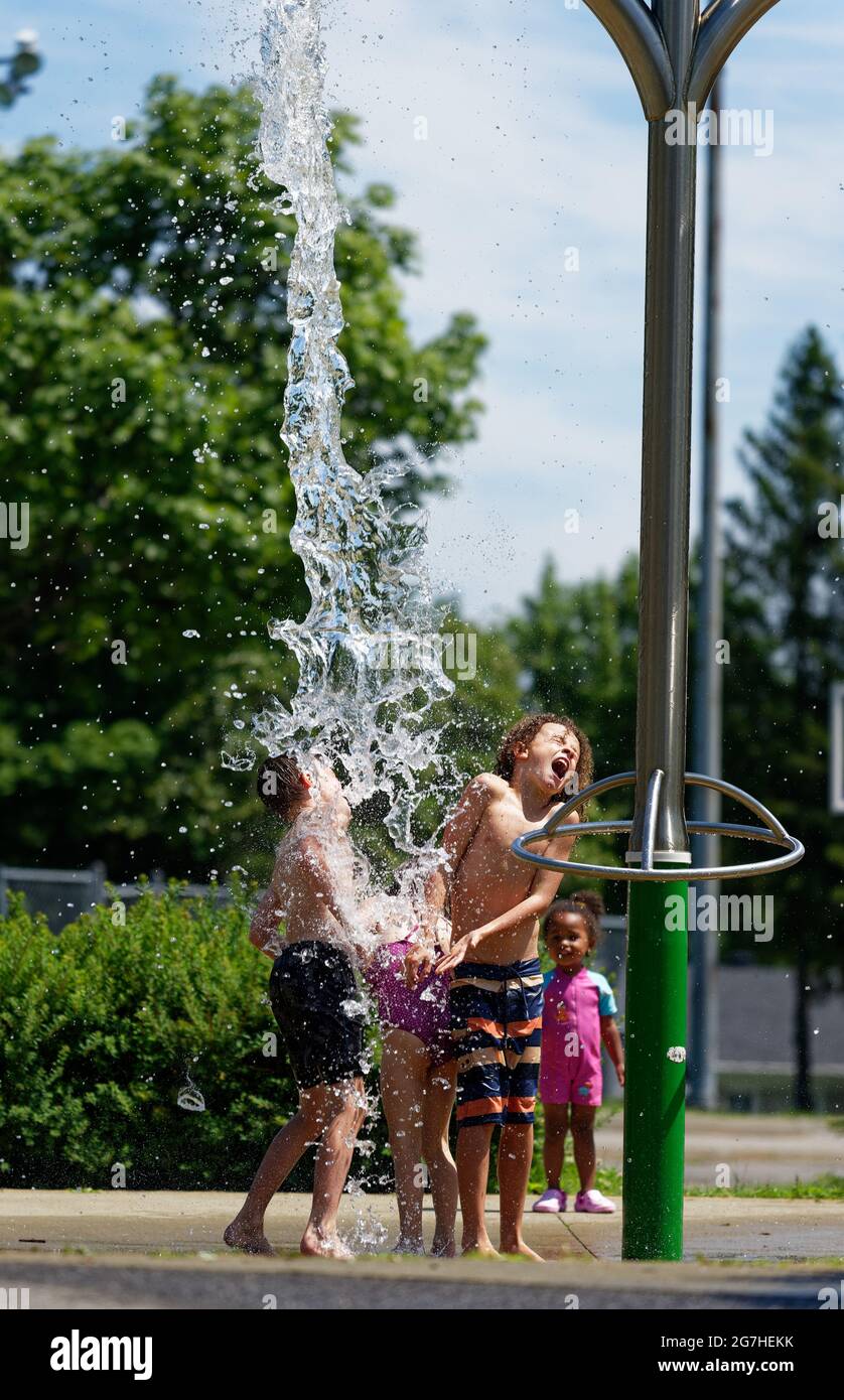 Children playing in water hi-res stock photography and images - Alamy