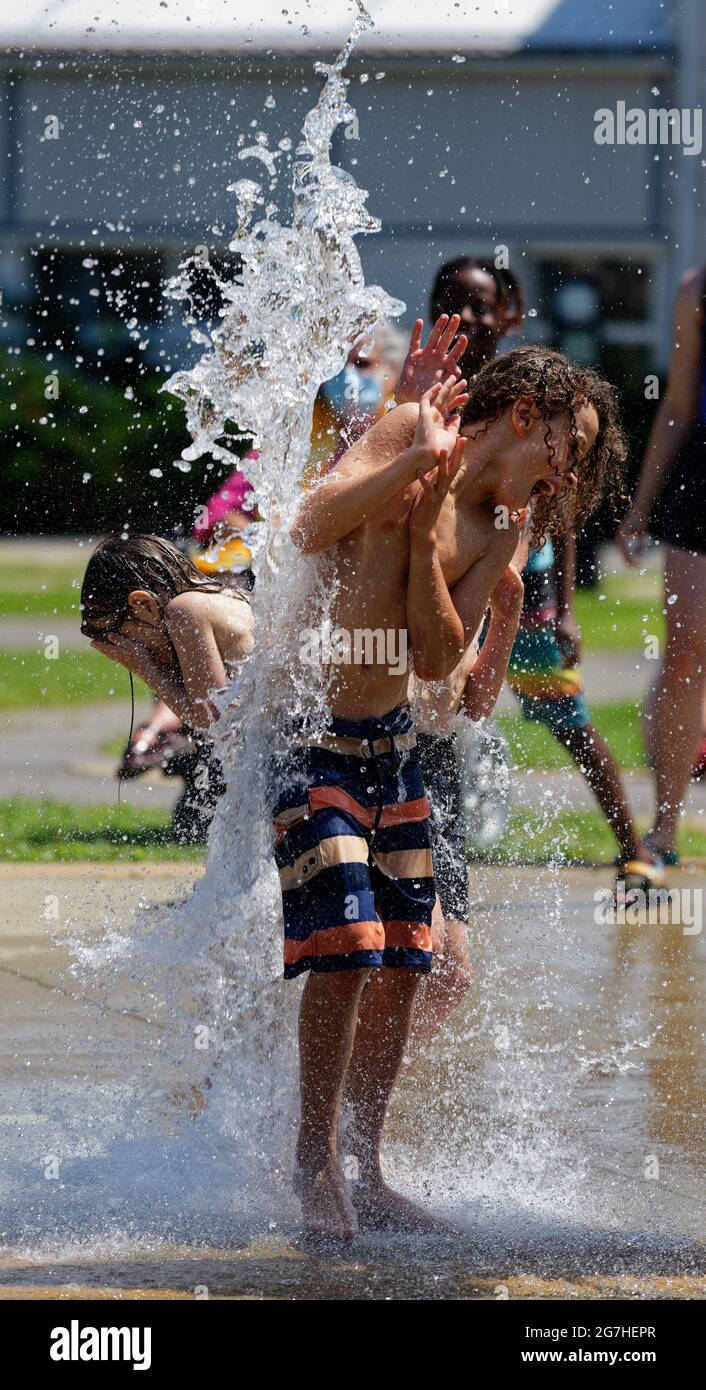 Children playing in water fountain park hi-res stock photography and ...