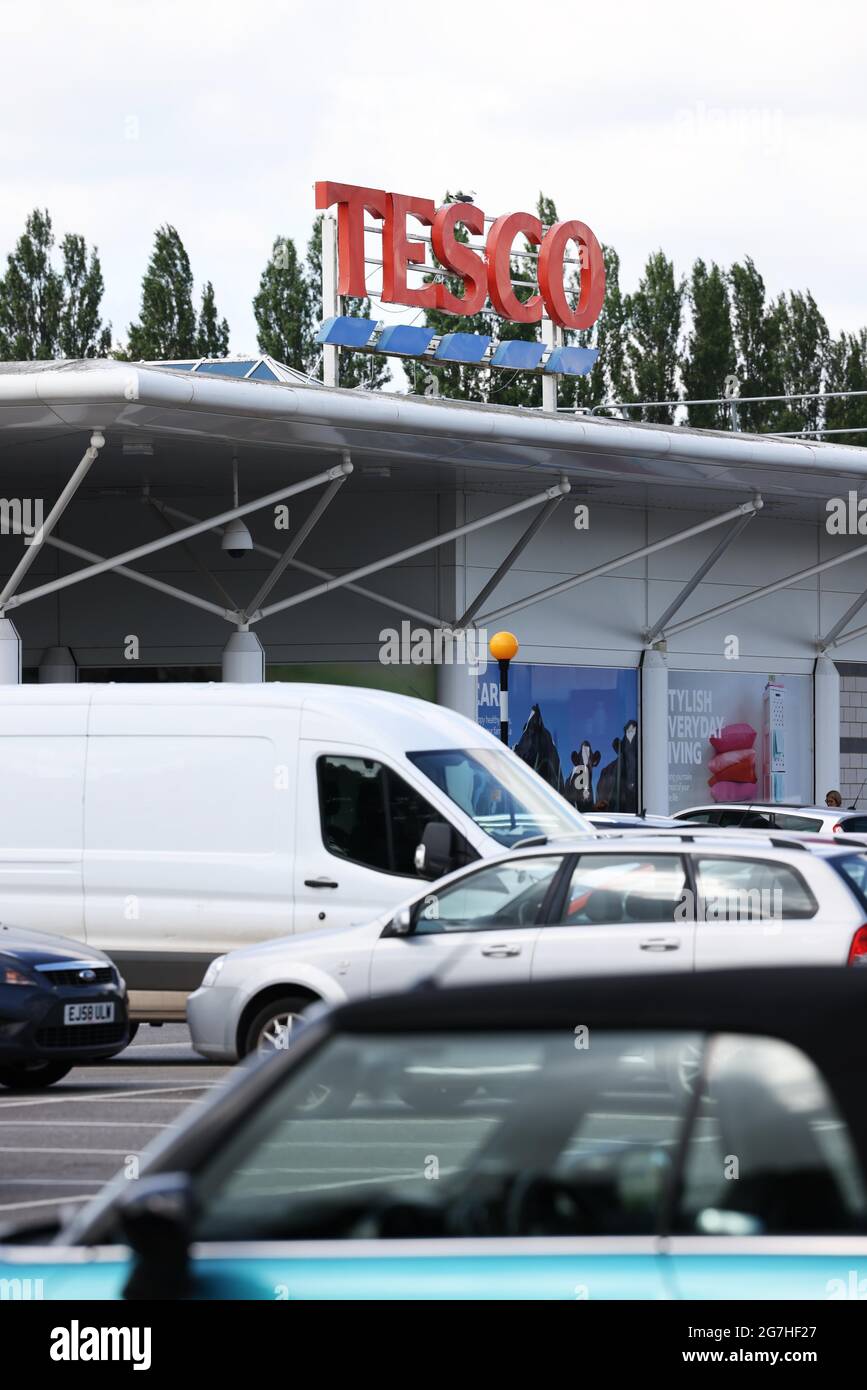 Tesco superstore tescos sign logo hi-res stock photography and images ...