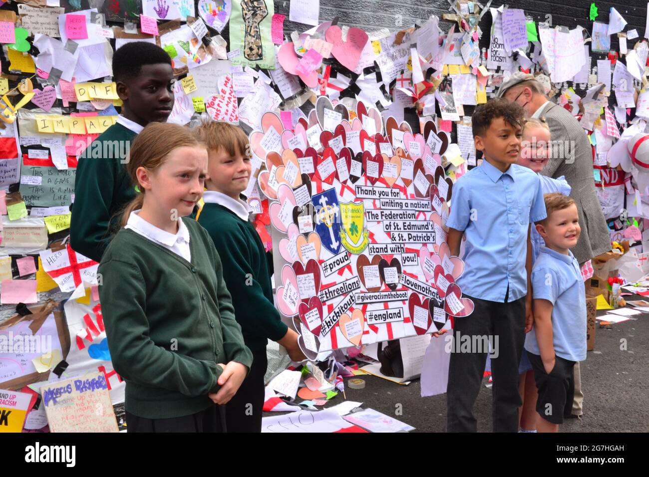Young school children pose for a photo next to the giant Marcus ...