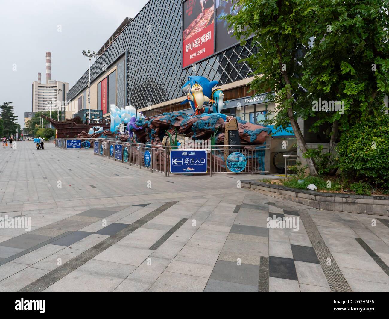 ZHENGZHOU, CHINA - Jul 06, 2021: The front of a Chinese mall full of ...