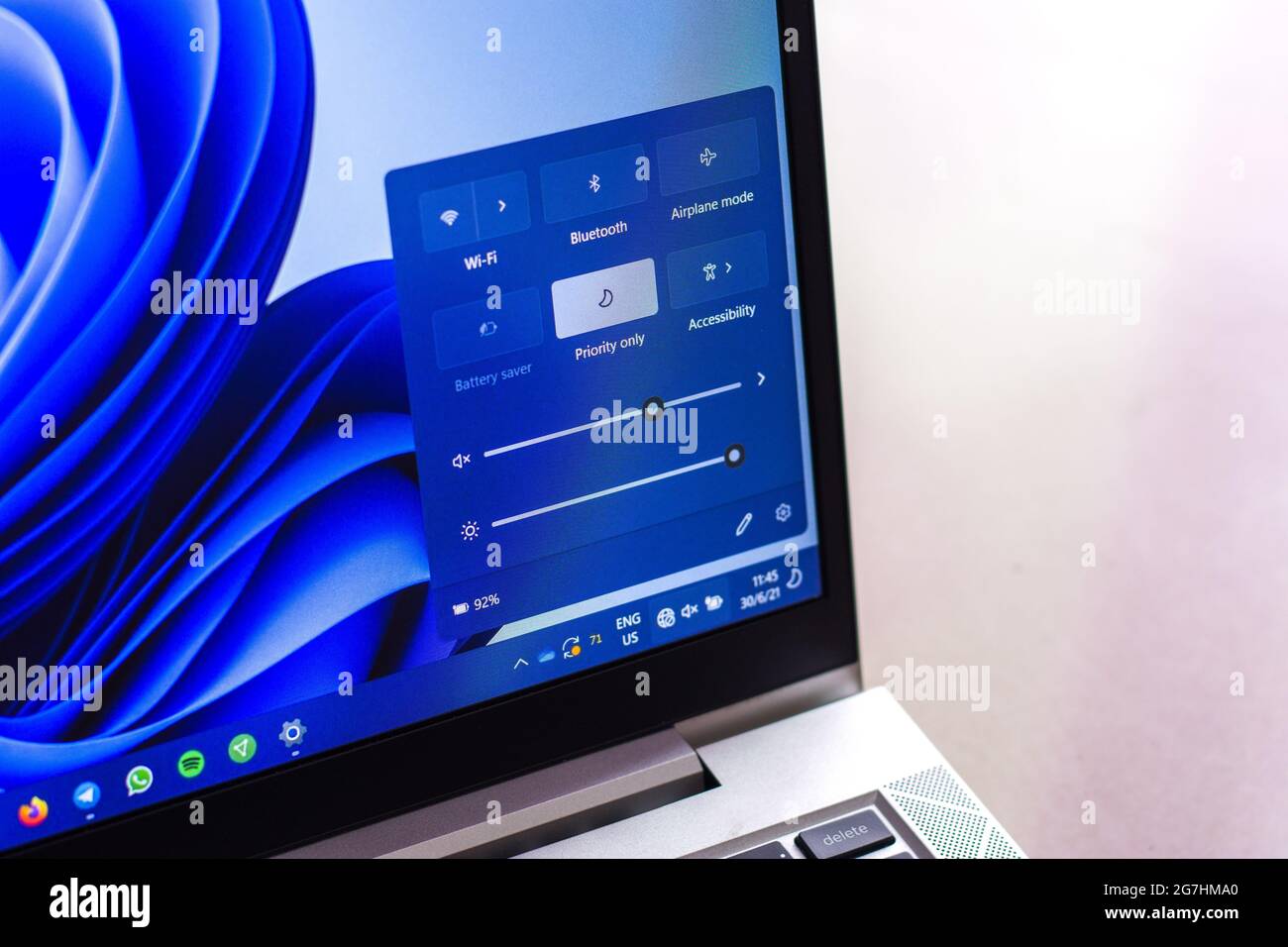 Windows 11 beta hi-res stock photography and images - Alamy