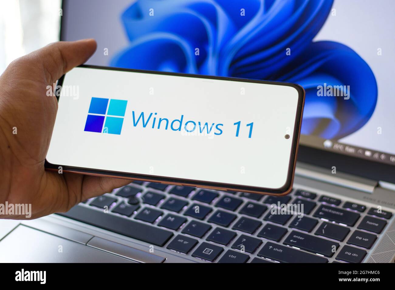 Windows 11 update hi-res stock photography and images - Alamy
