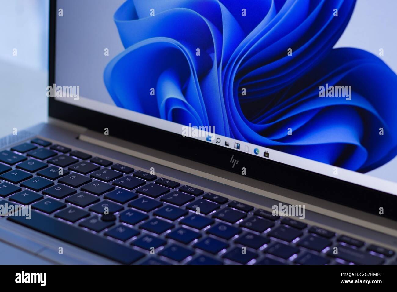 Windows 11 update hi-res stock photography and images - Alamy