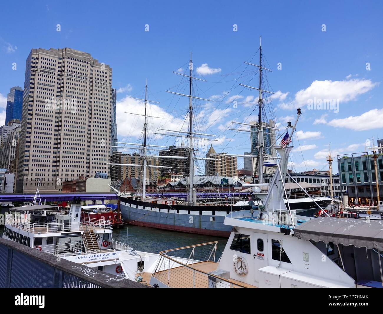 South street seaport docks hi-res stock photography and images - Alamy