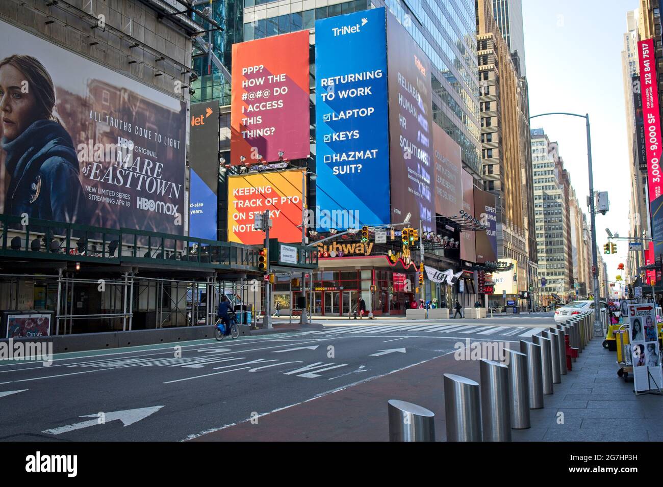 Empty streets and sidewalks hi-res stock photography and images - Alamy