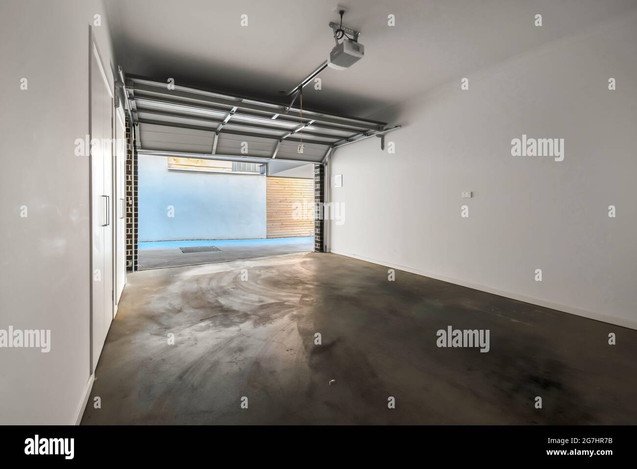 Empty garage hi-res stock photography and images - Alamy