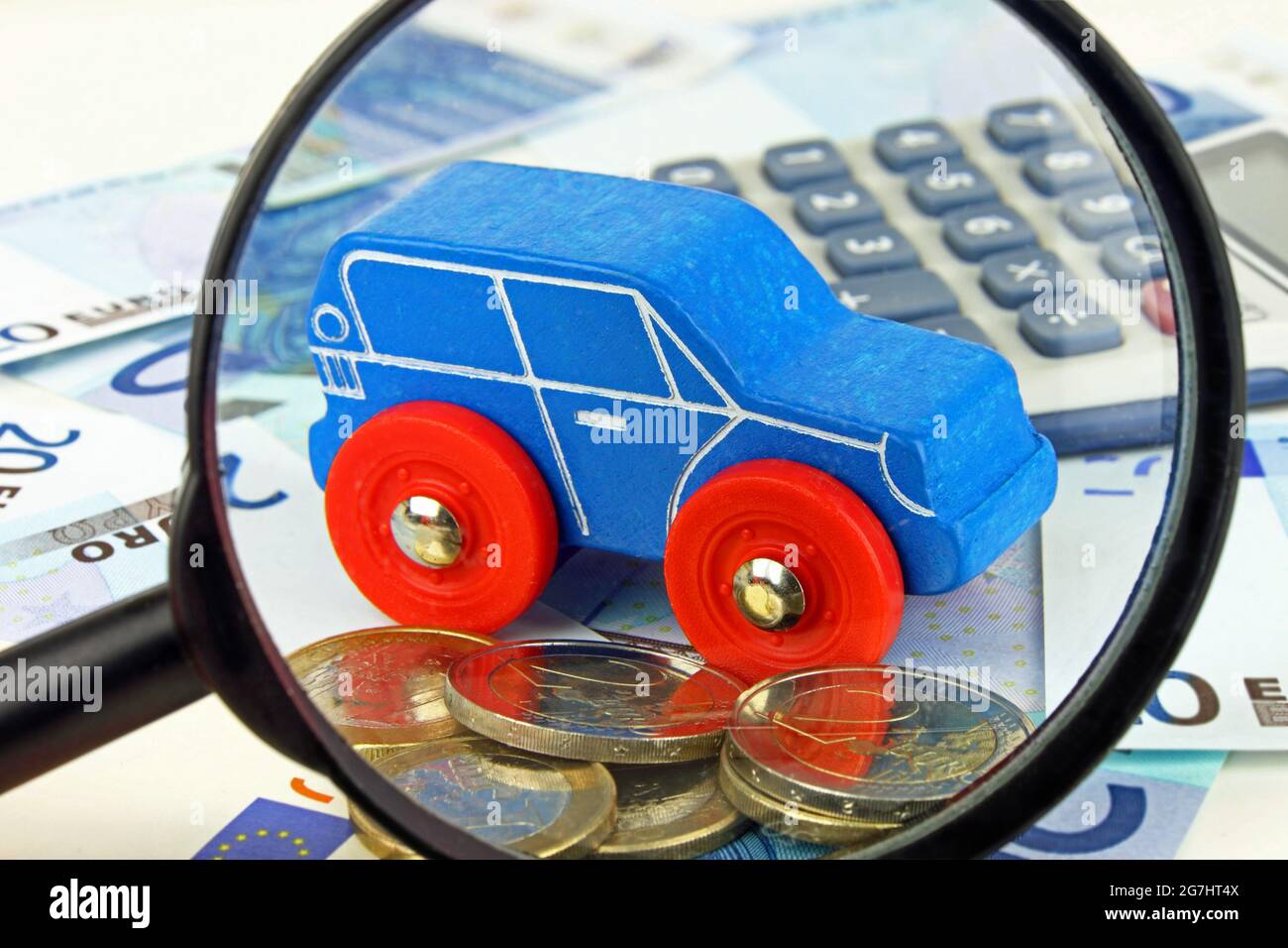 Magnifying glass and car hi-res stock photography and images - Alamy
