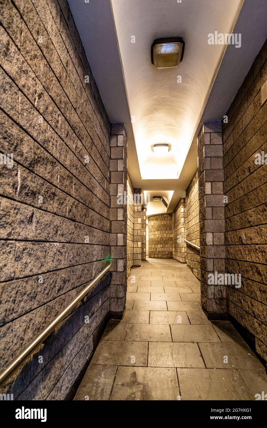 Passageway through a building built in the 1980s, Hartshorn Alley, City ...