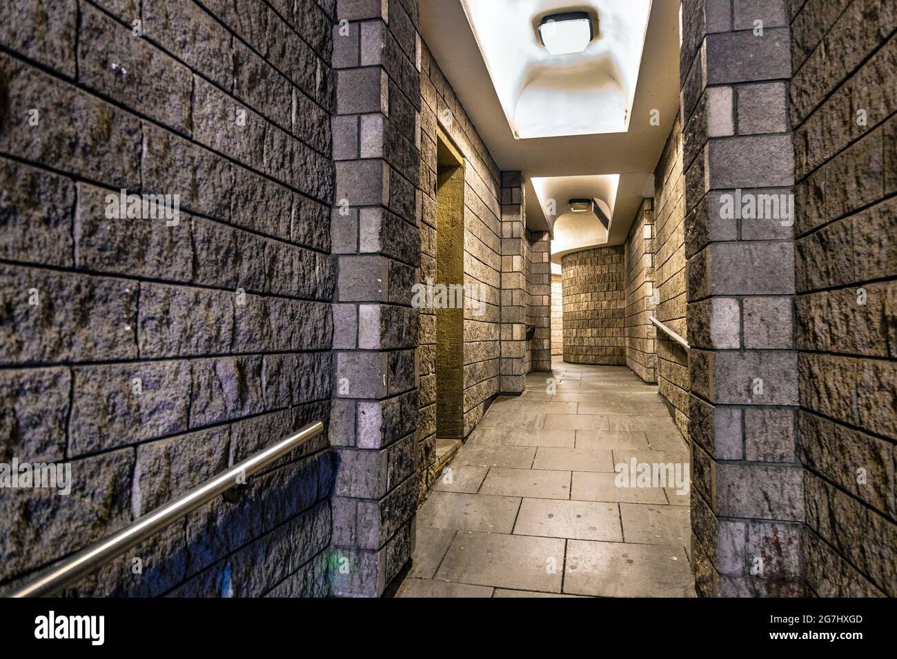 Passageway through a building built in the 1980s, Hartshorn Alley, City ...
