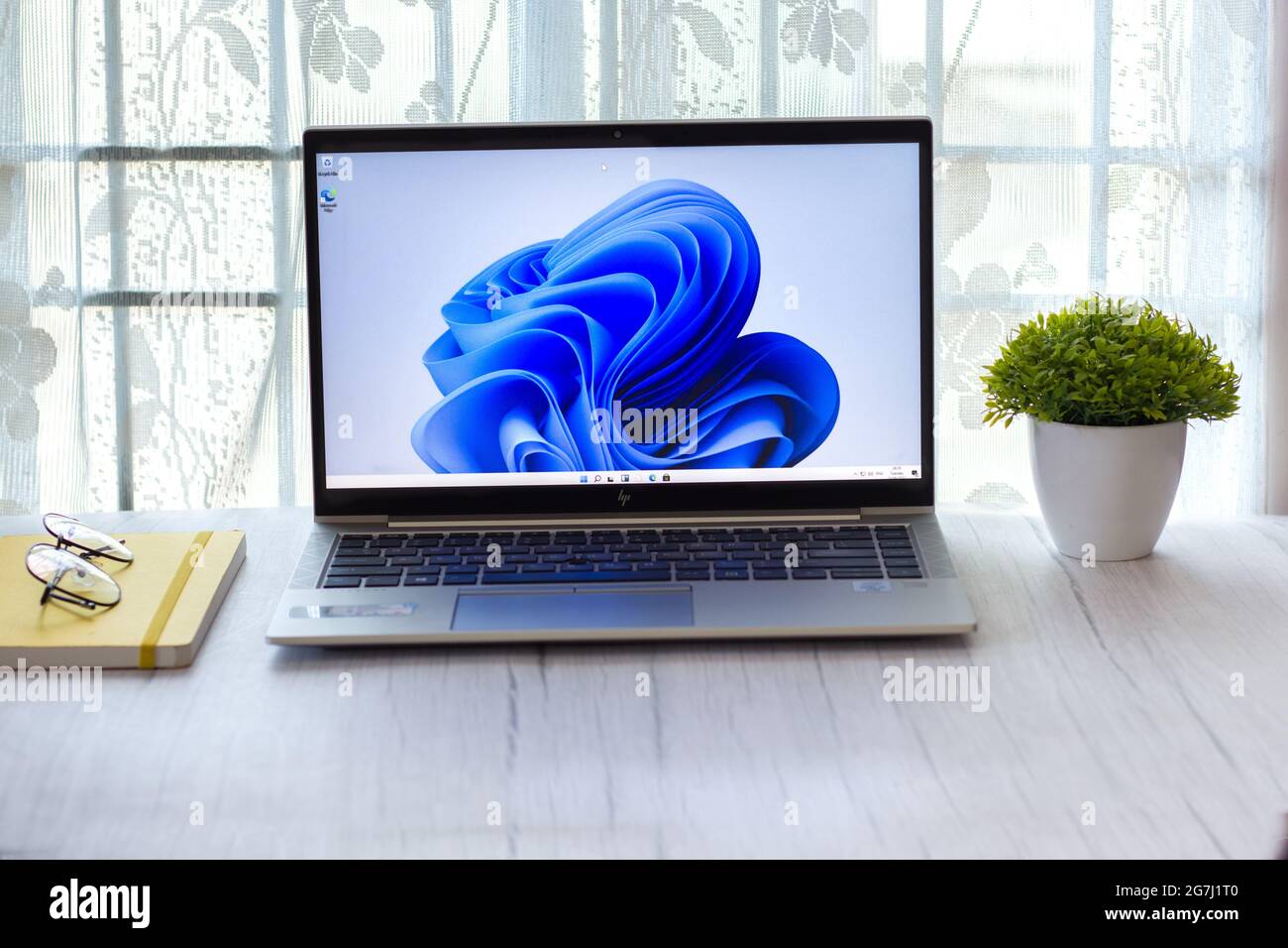 Windows 11 beta hi-res stock photography and images - Alamy