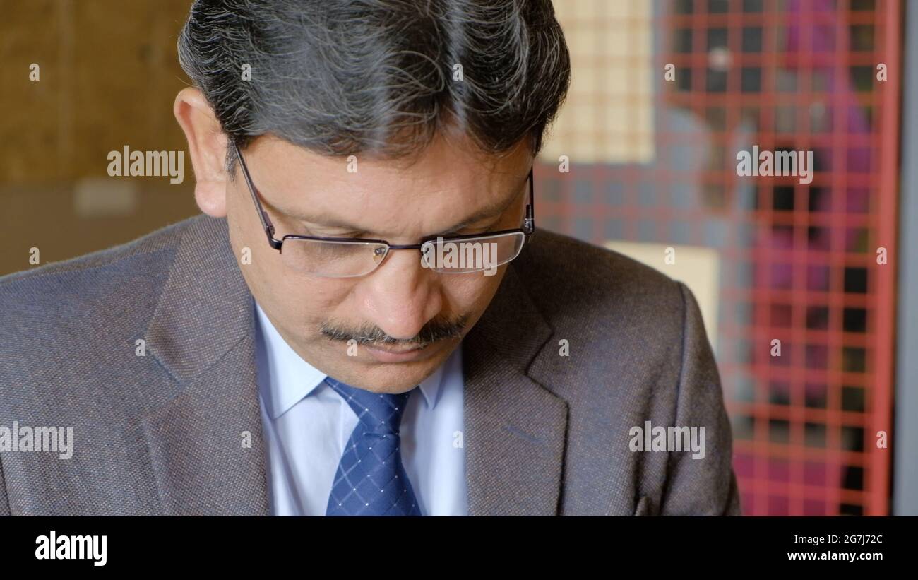 Indian man serious eyeglasses face hi-res stock photography and images ...